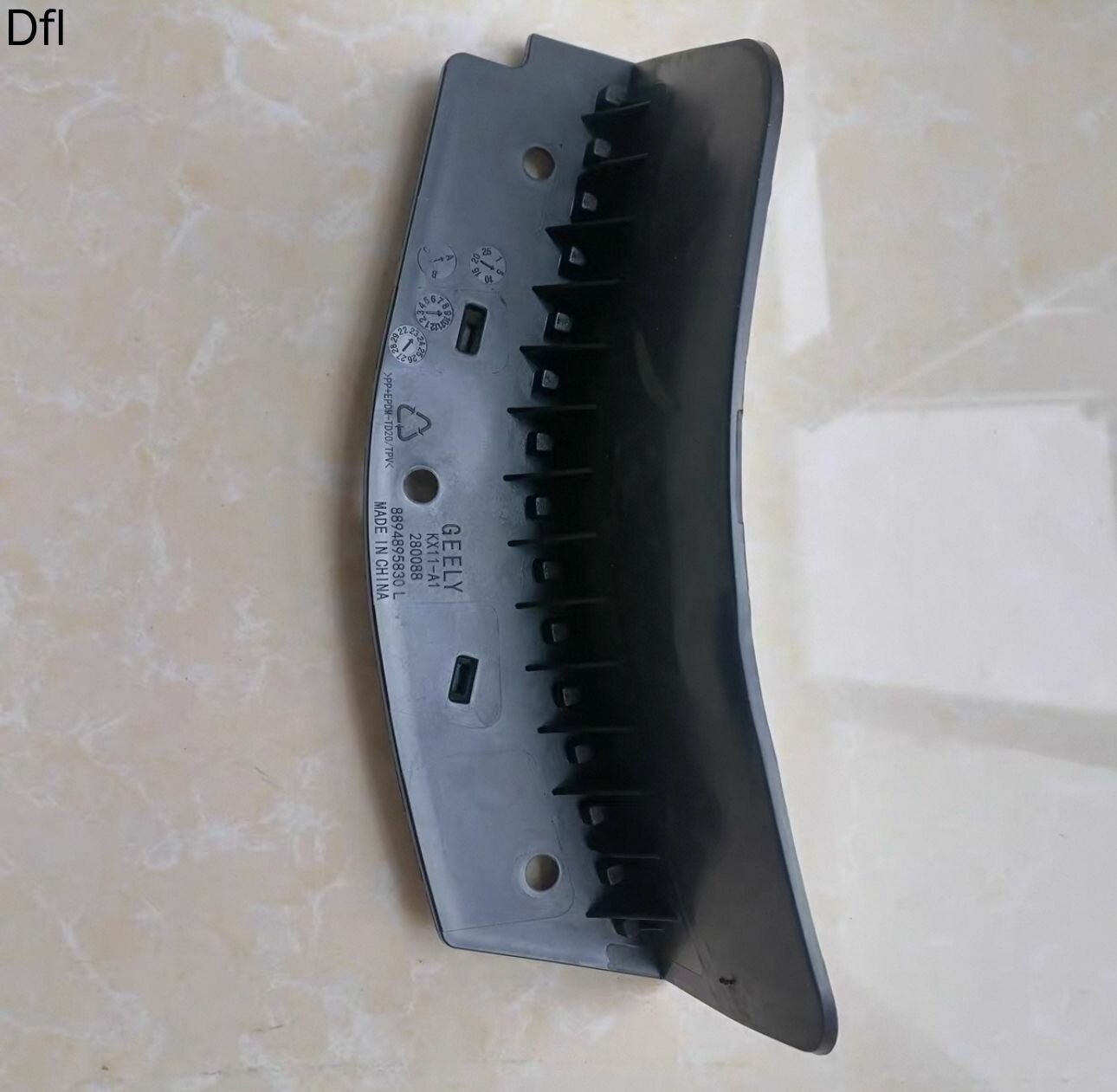 Оригинальная Накладка на подкрылок брызговик правый Geely Monjaro 5035093100