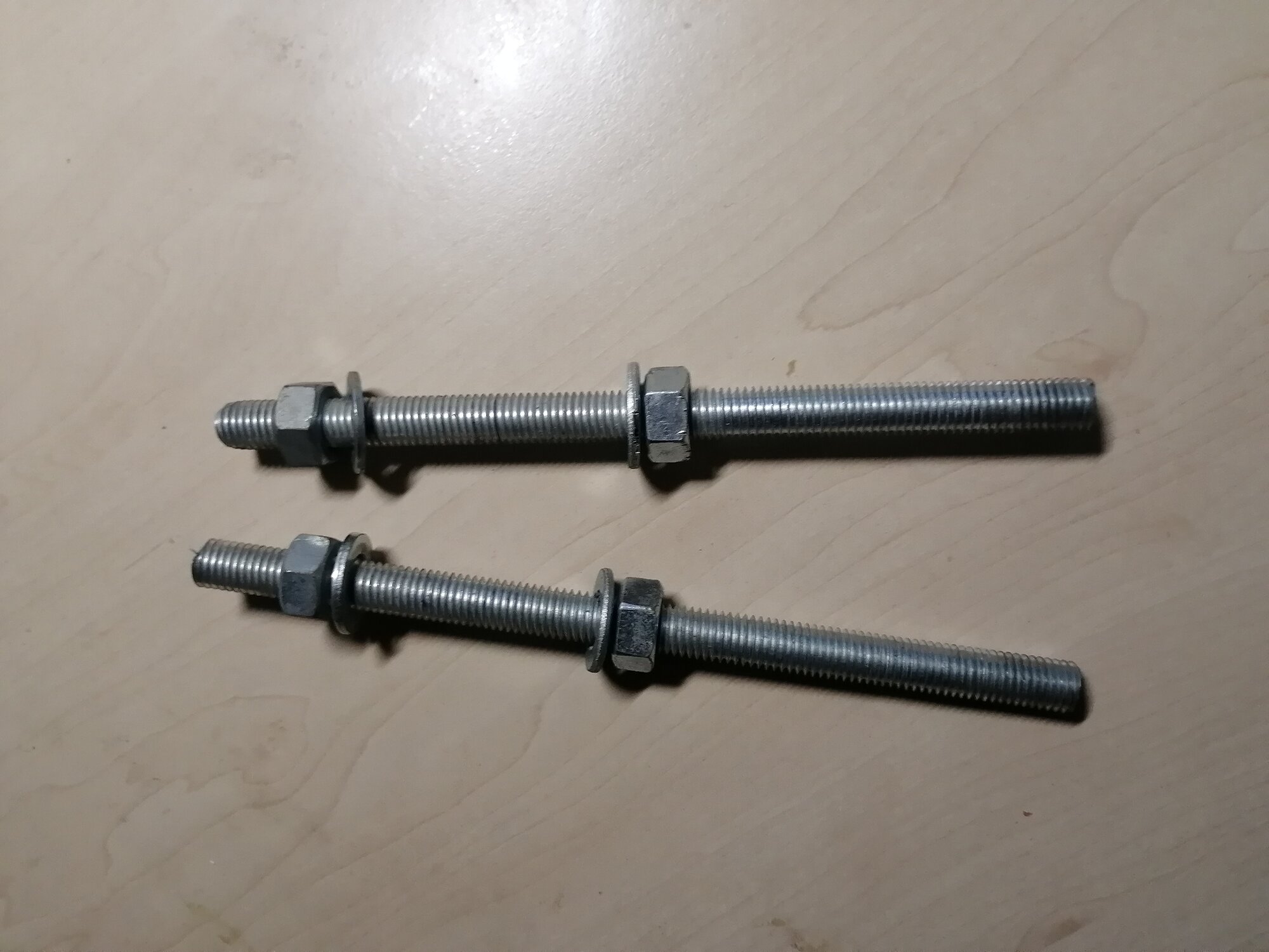 Шпильки для крепления подвесного унитаза к инсталляции.