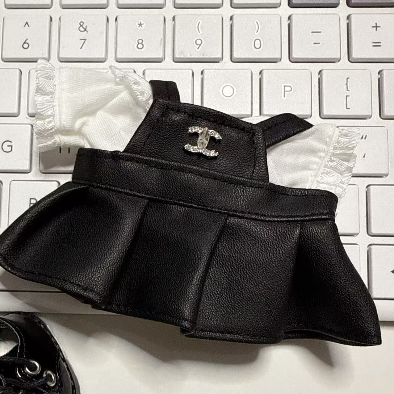 17 см Одежда для малышей Labubu, наряды Labubu, стиль Little Chanel, первое, второе, третье поколение, модный бренд, блестящий алмазный набор бабушки Chanel, кожаная юбка