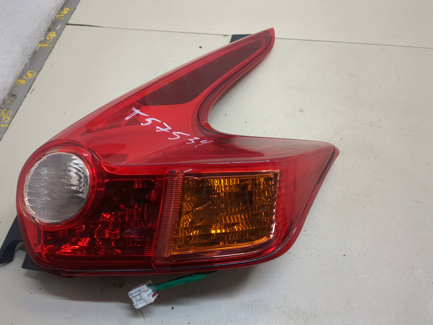 Фонарь (задний) правый Nissan Juke Б/У