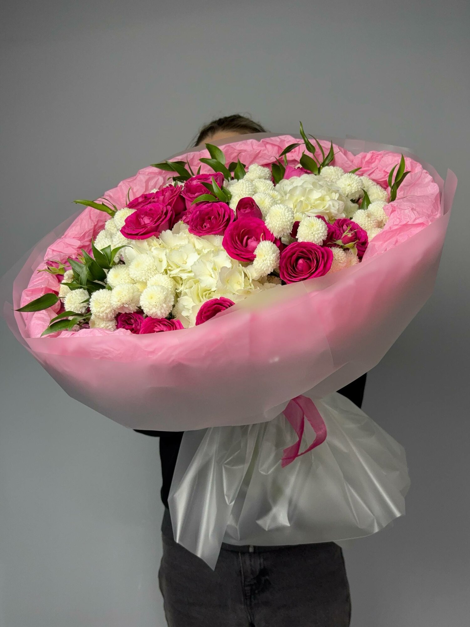 FRESH FLORA Кустовая роза 10 шт; Хризантема кустовая 5 шт; Гортензия 3 шт; Рускус 3 шт купить изысканный подарок с доставкой