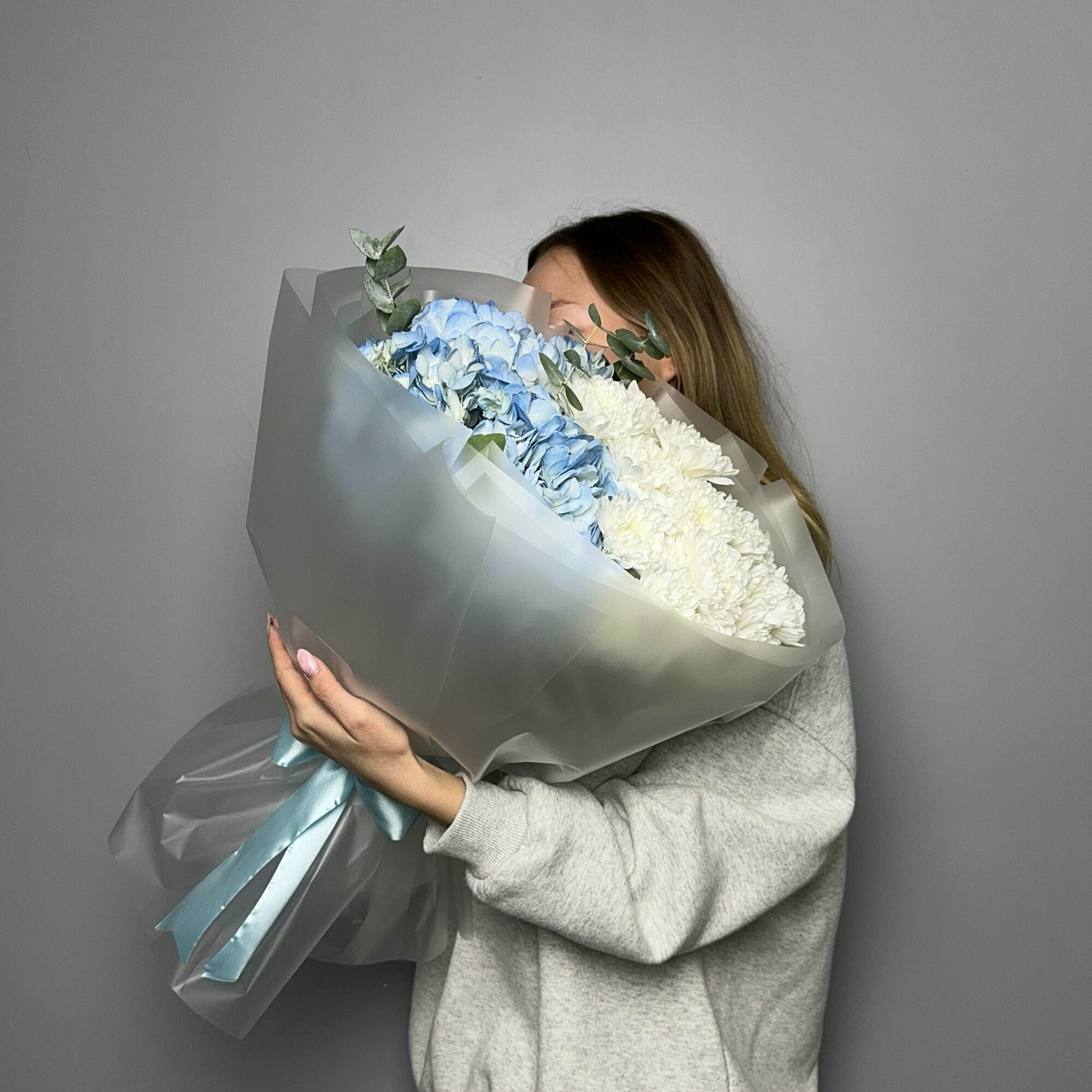 WEST FLORA Букет живых цветов «Небесная прохлада» – композиция из гортензии, хризантем и эвкалипта для свежего подарка