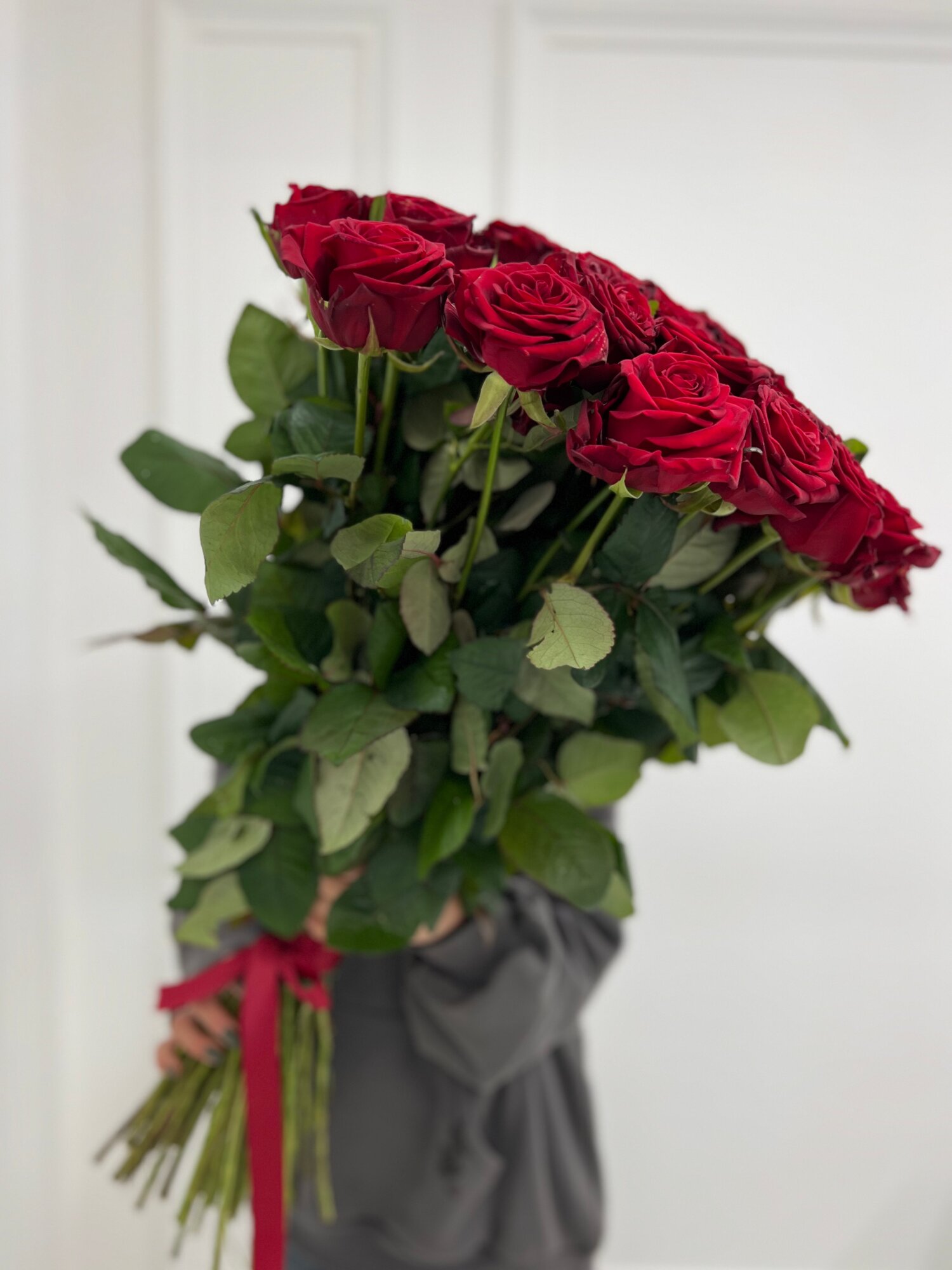 Гламелия цветы «Королевский бархат»: 21 роза Red Naomi с лентой – купить свежие цветы с доставкой в Москве