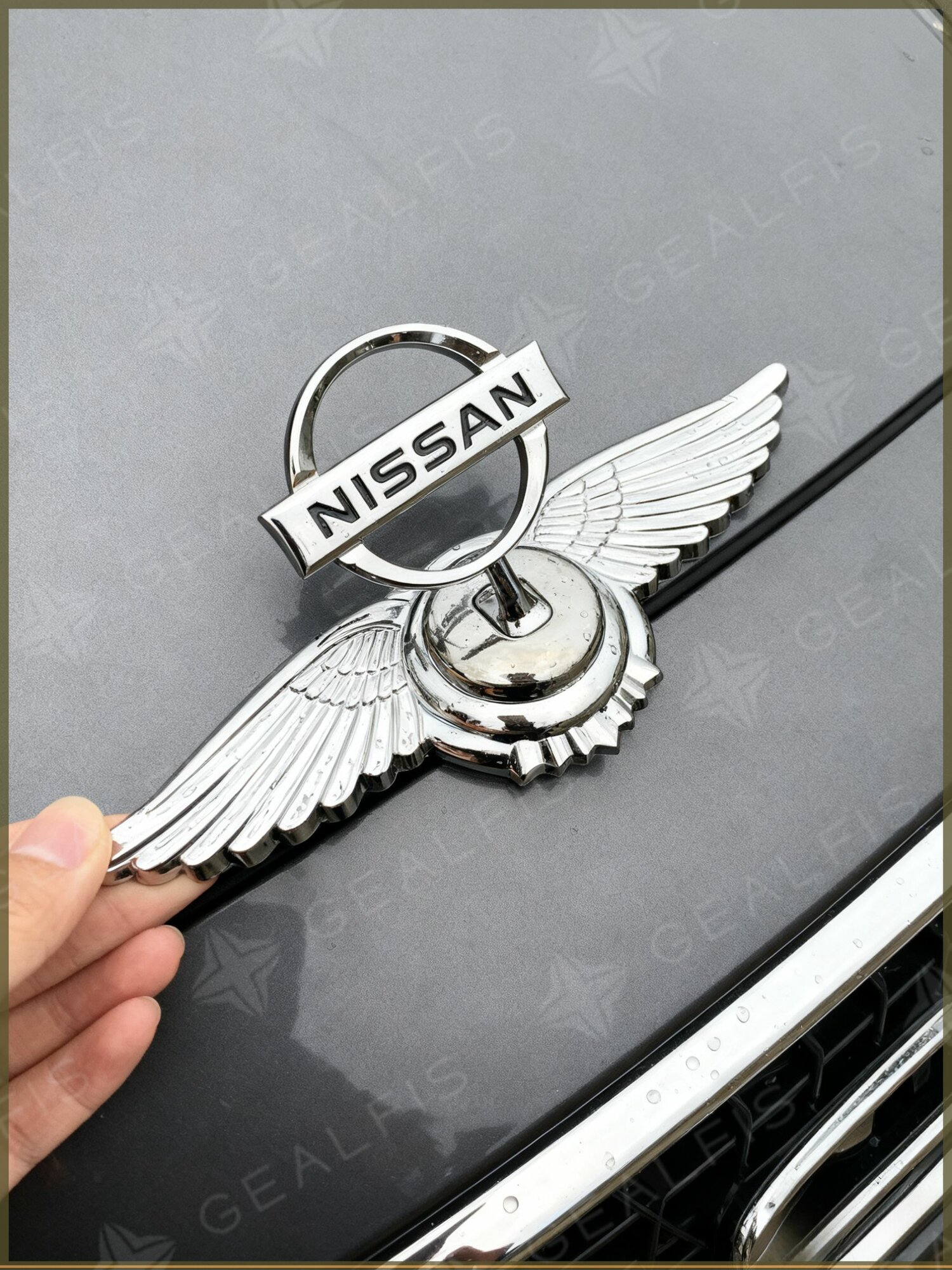 Эмблема на капот Ниссан / Прицел на капот Nissan