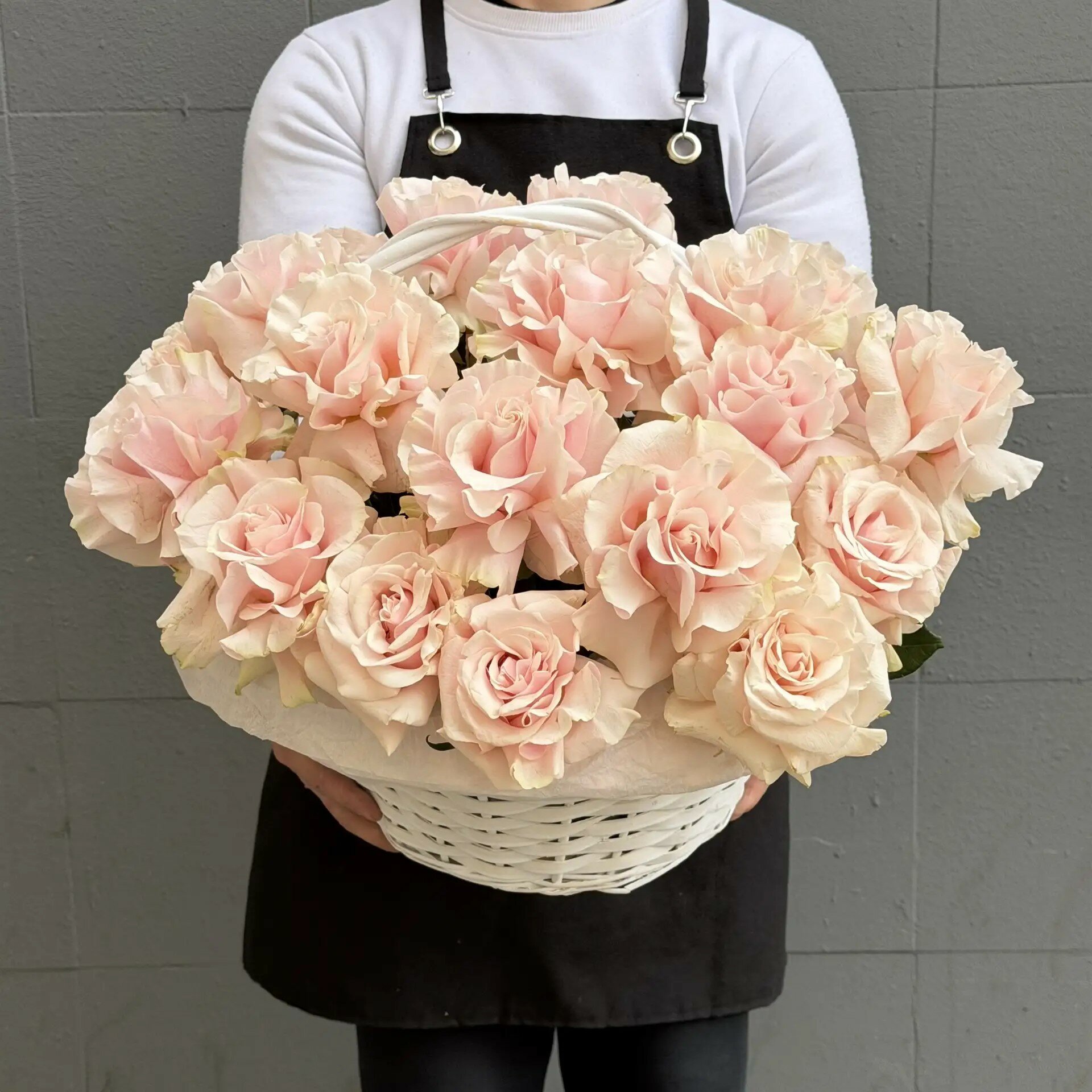 Корзина цветов Rybe-Flowers, Франция, розы, розовая, для учителя, ребенка, мамы, бабушки, любимой