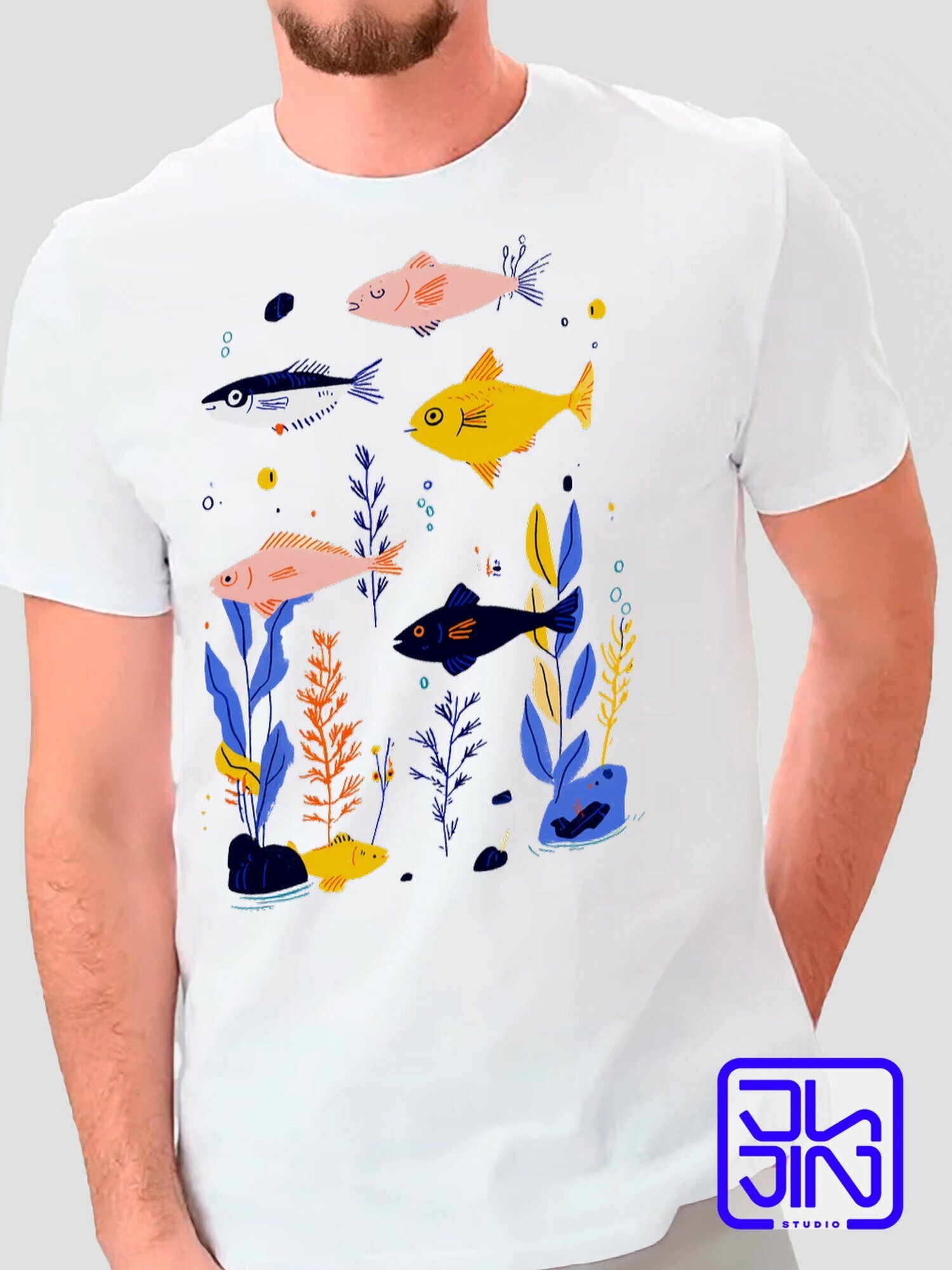 Футболка классическая мужская с авторским принтом Веселая синяя пляжная композиция с рыбой и растениями ультрамарин океан, белый хлопковый трикотаж с прикольным рисунком на груди