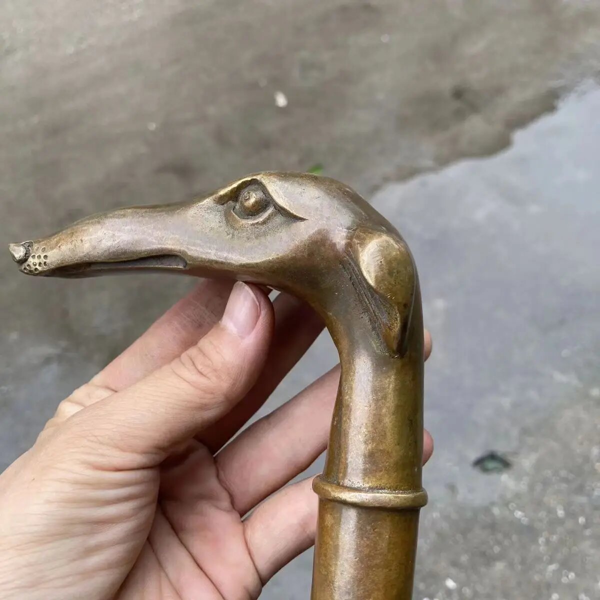 Антикварная медная статуя собаки на трости