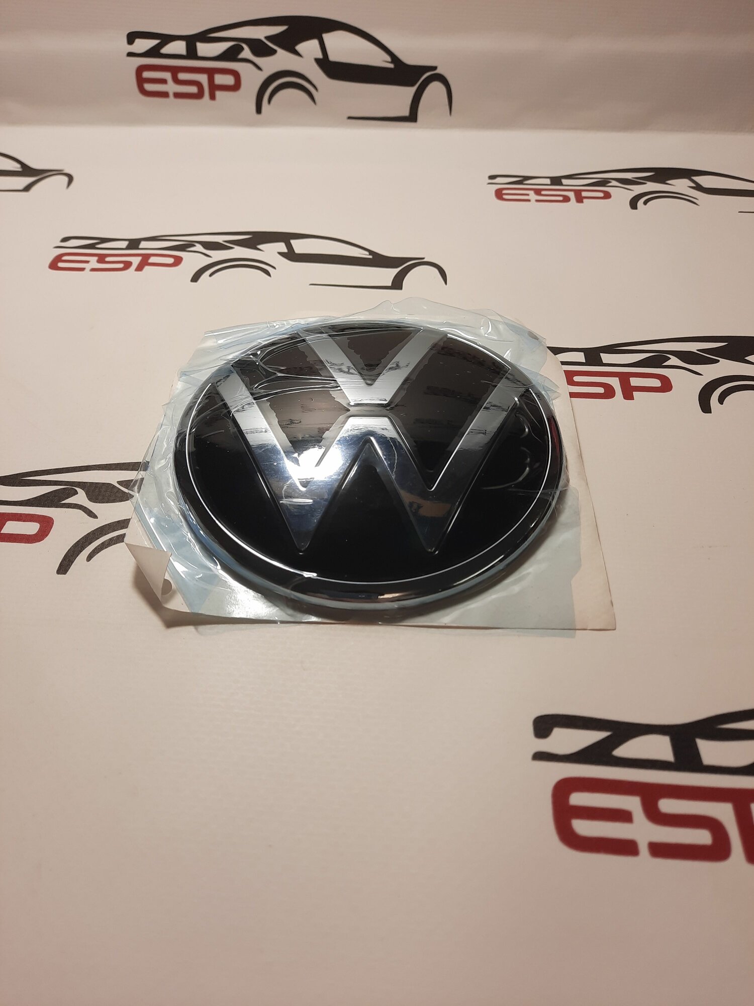 Задняя эмблема VW черная/хром