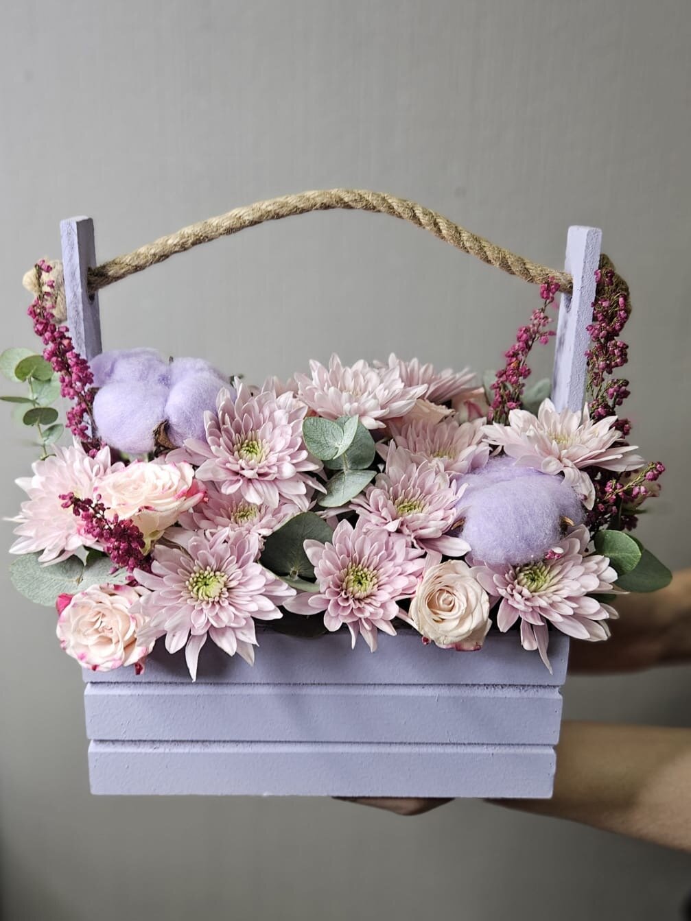 Ящик с живыми цветами кустовая хризантемы, кустовая роза, хлопок и вереск.