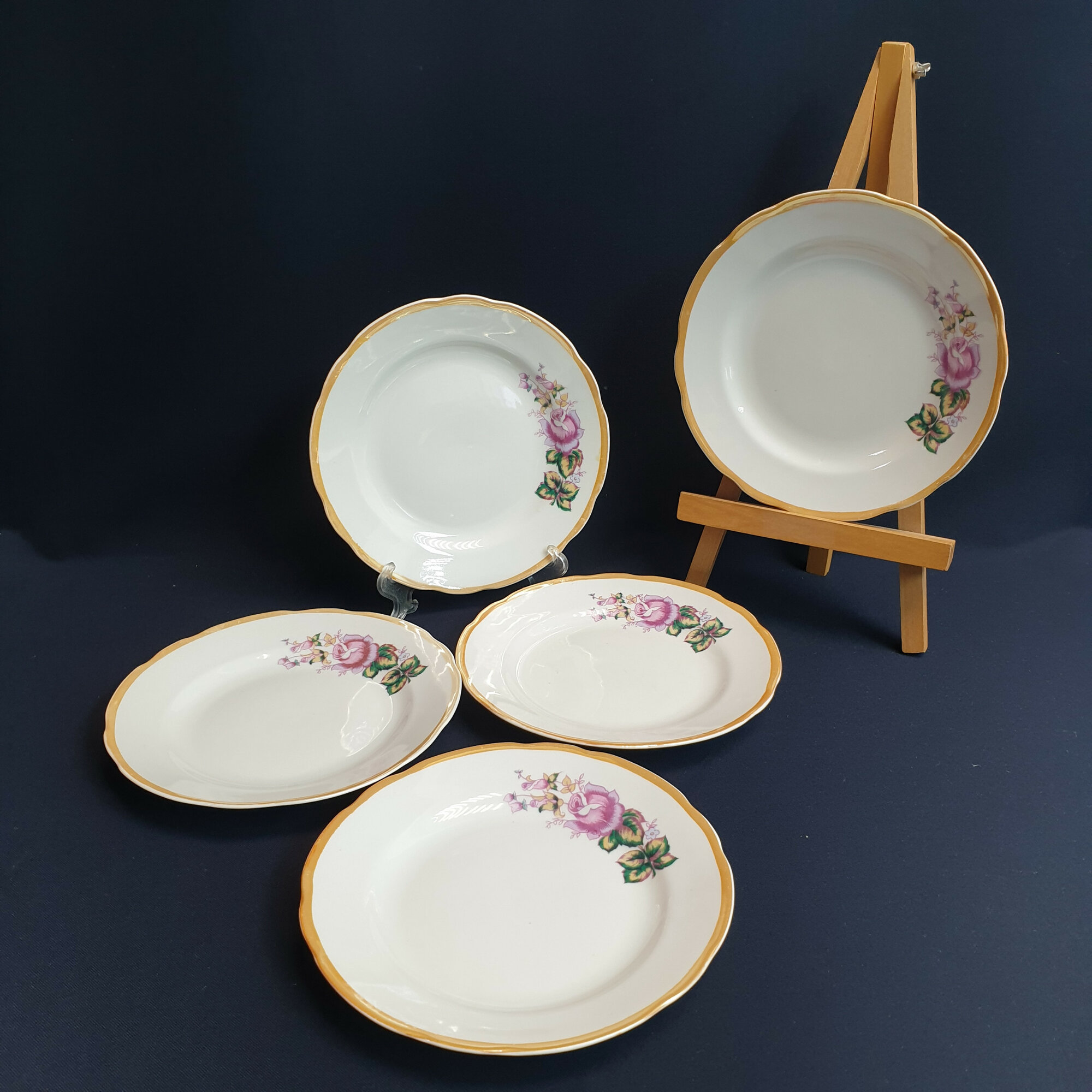 Набор десертных тарелок 17 см 4 шт, Коростень, фарфор, деколь, люстр. Винтаж, СССР.