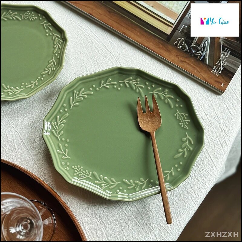 Эксклюзивная десертная тарелка из керамики овальной формы с текстурной зеленой поверхностью и рельефным цветочным принтом под глазурью предназначена для сервировки стейка в ресторане или дома габаритами 8.5 дюймов