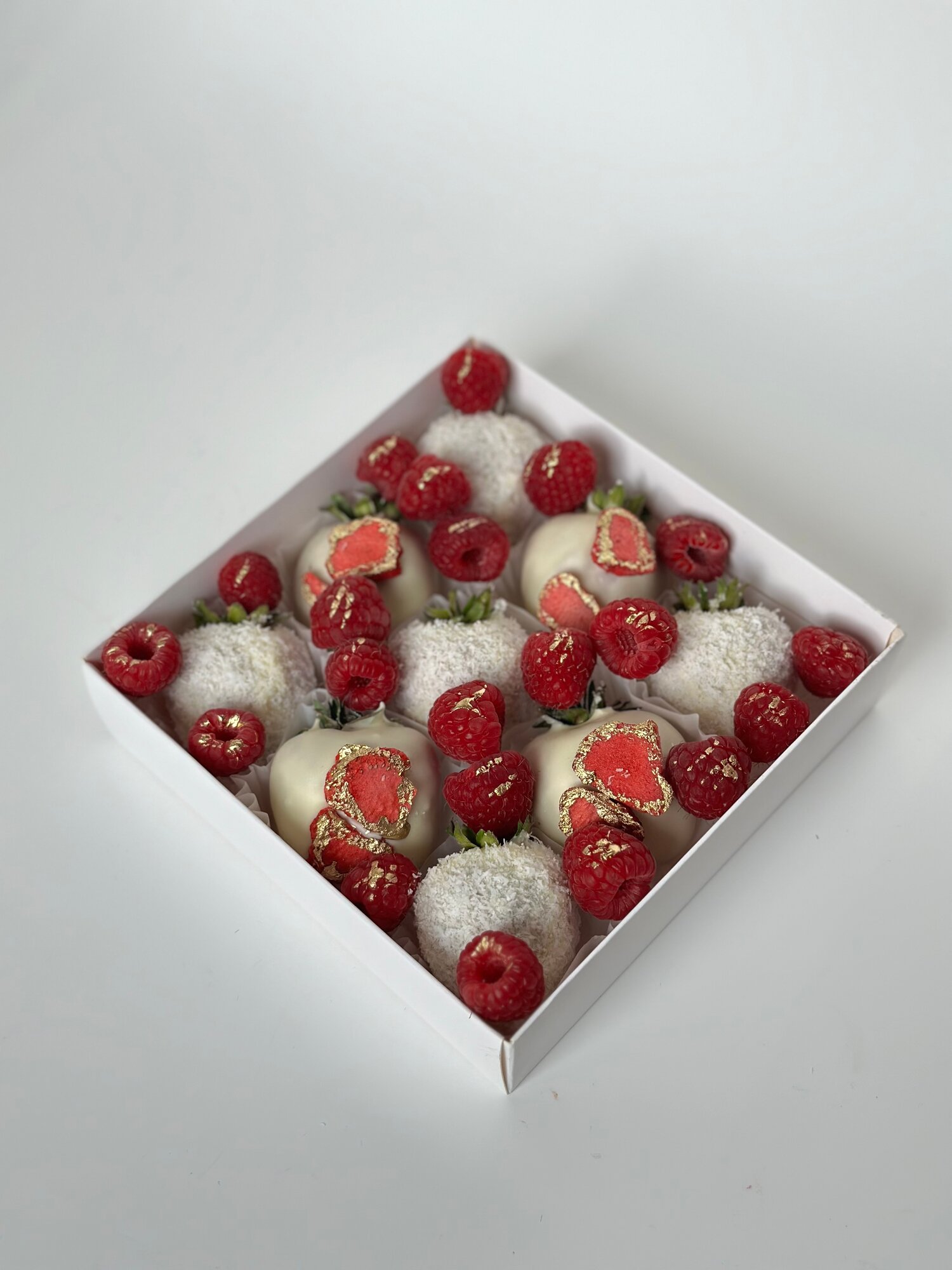 Клубника в белом бельгийском шоколаде с малиной подарочный набор 9шт