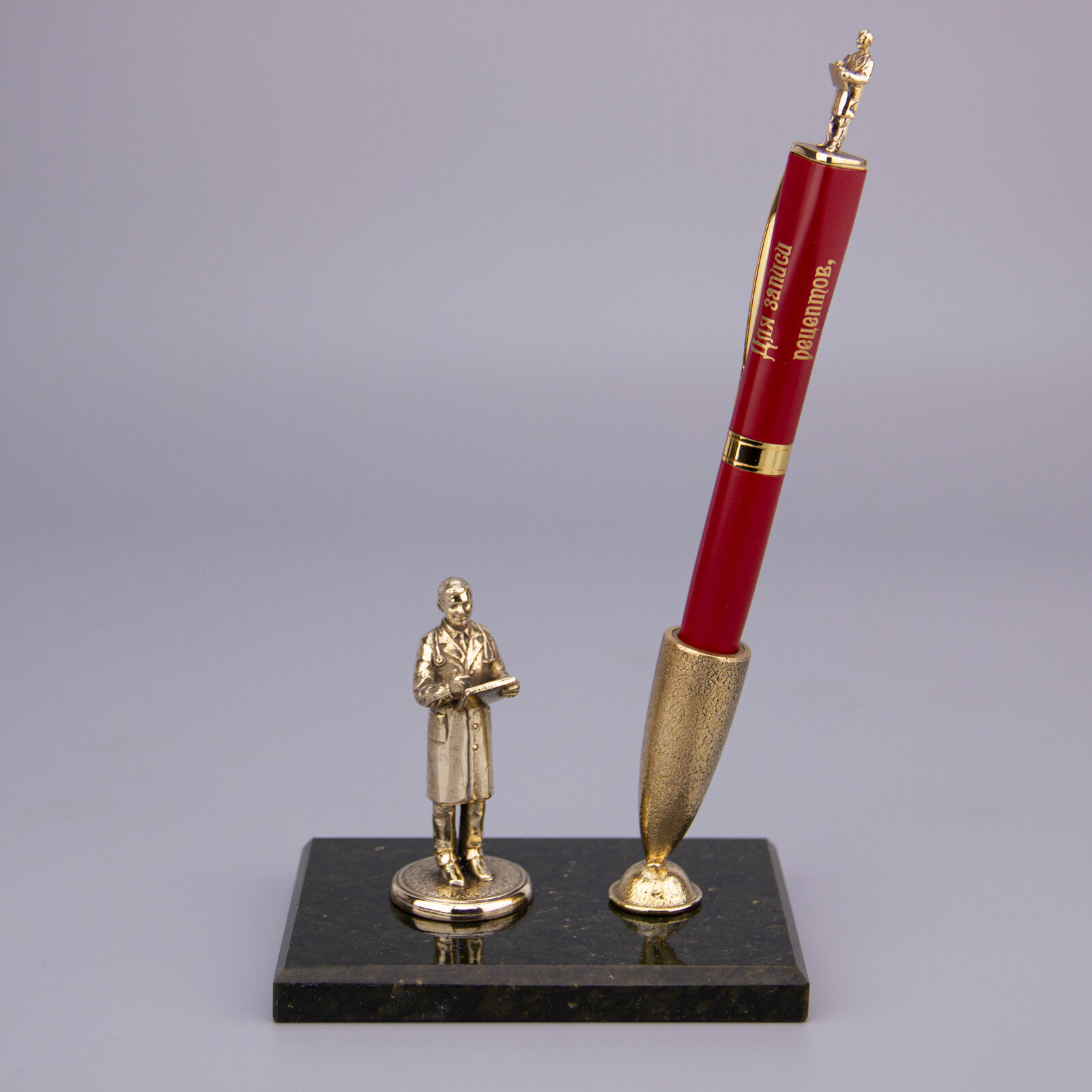 Ручка «Врач мужчина» с держателем "Классика" и фигуркой, красная РГДКК-01К-врач мужчина