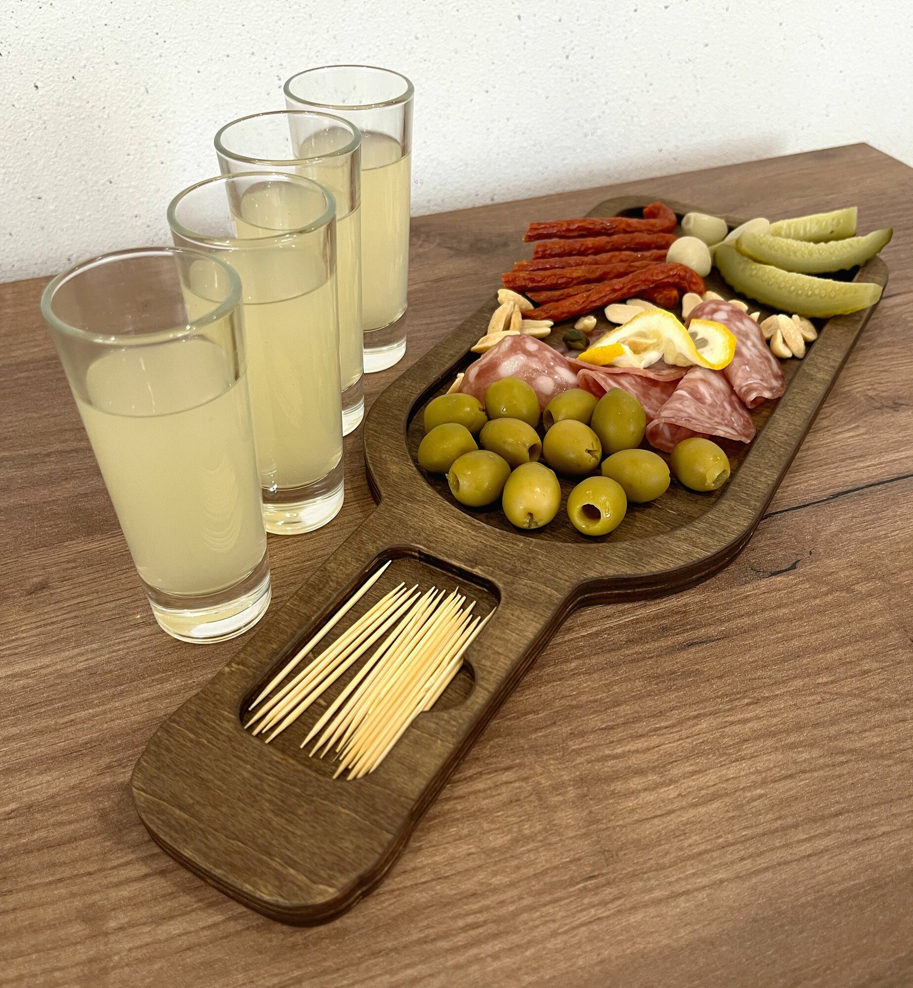 Доска деревянная для подачи закусок канапе