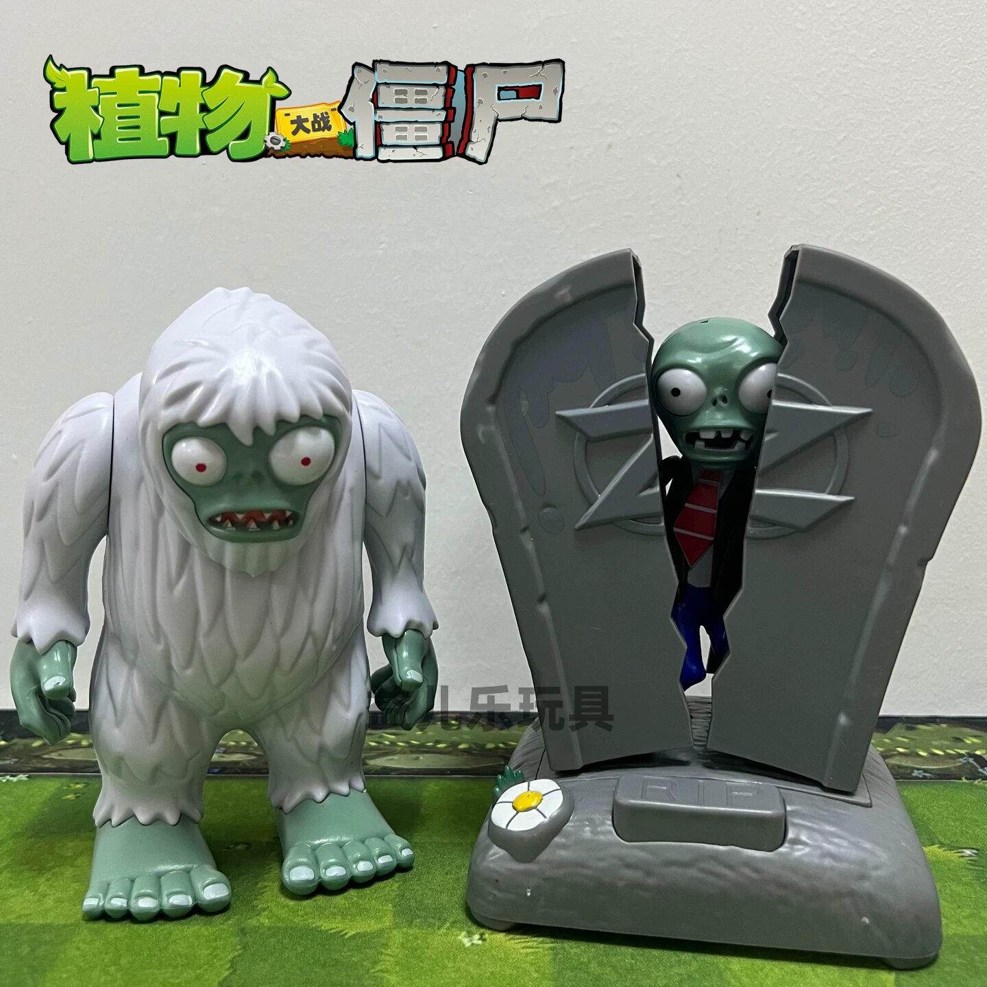 Набор фигурок Plants vs. Zombies: Странник в гробу и Снежный зомби с звуковыми эффектами и открываемым надгробием