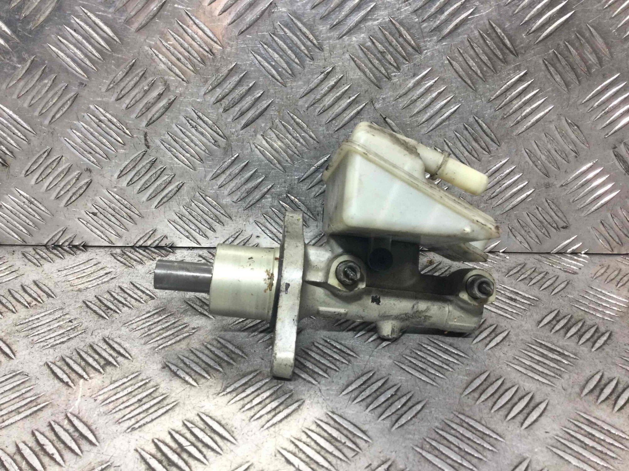 Б/У Цилиндр тормозной главный Ford Focus 2 поколение (2005-2008) 2005 г.