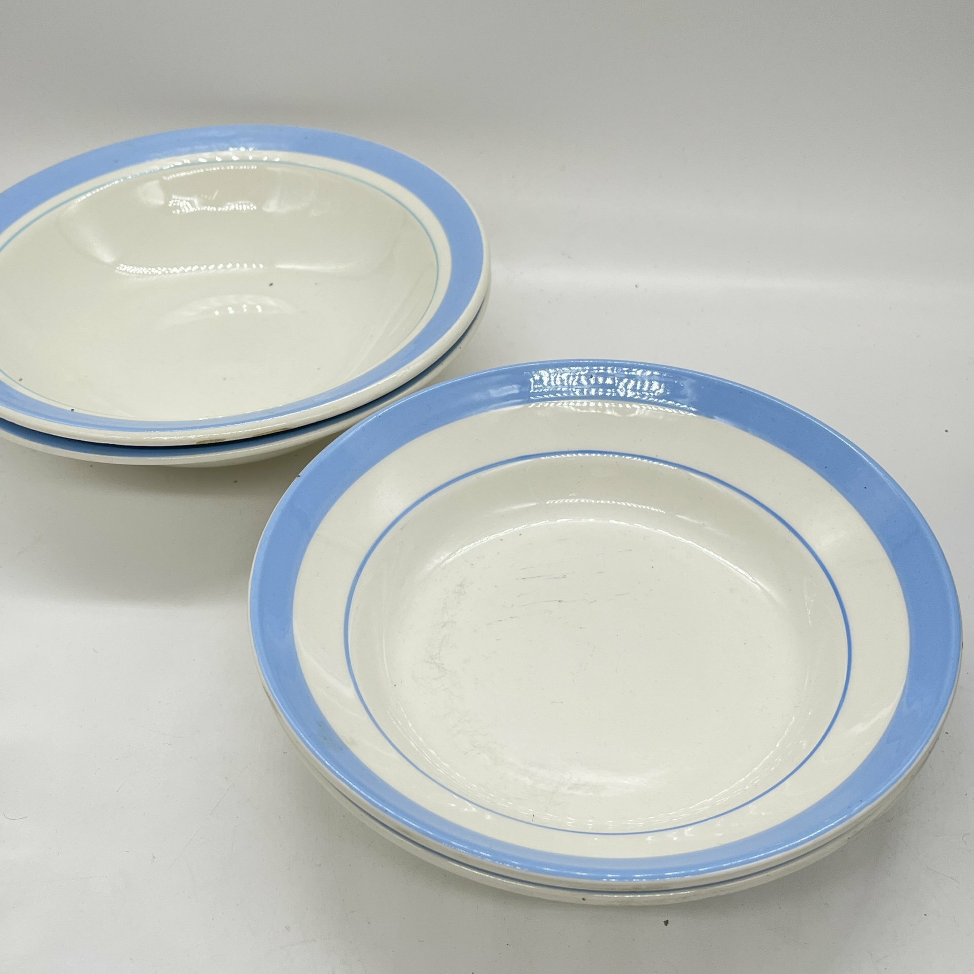 Набор из 4 суповых тарелок с декором в виде голубой каймы (подбор), фаянс, крытье
