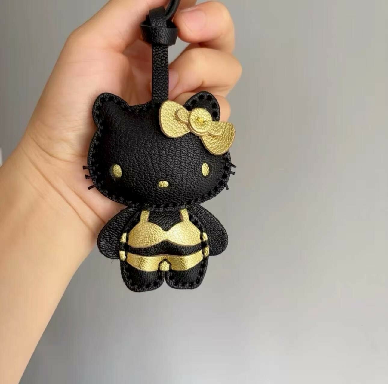 Кулон из искусственной кожи с мультяшным Hello Kitty, сладкий персонализированный брелок для купальника, высококачественное персонализированное украшение для автомобиля