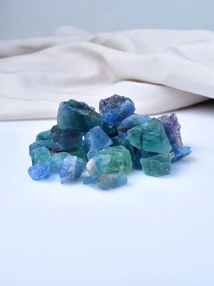 Натуральный камень голубой флюорит , необработанный мелкий гравий (1-2 см, 20 г)