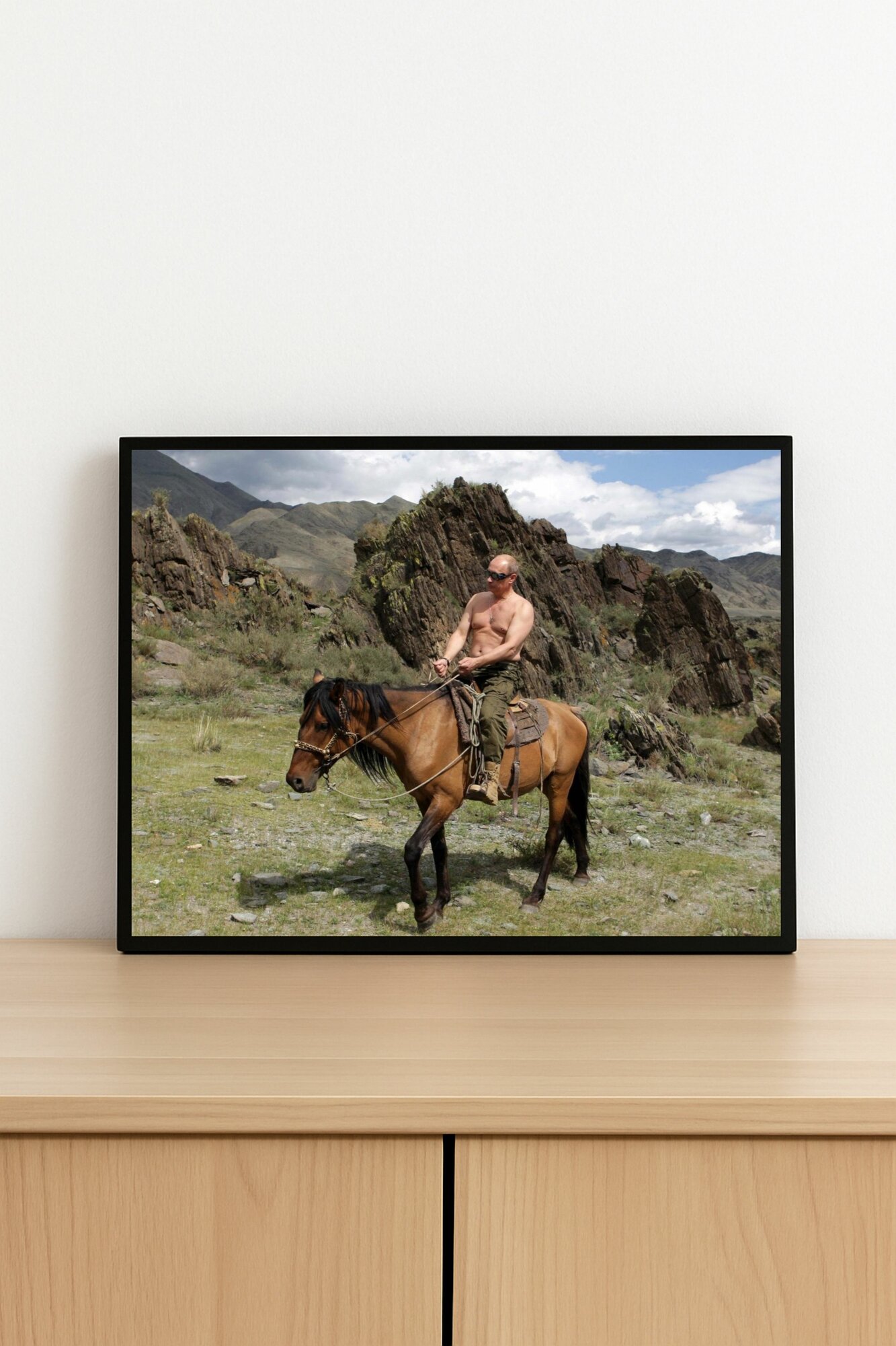 Постер Путин в черной стеклянной рамке интерьерная картина на стену, декор для дома и офиса