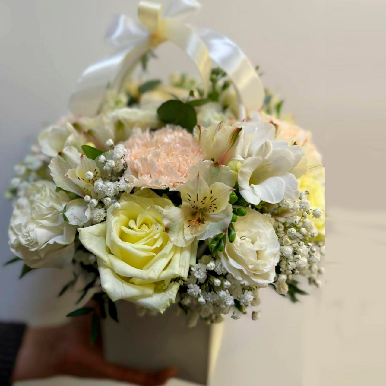 Cборный букет из роз, гвоздик, альстромерии в корзине