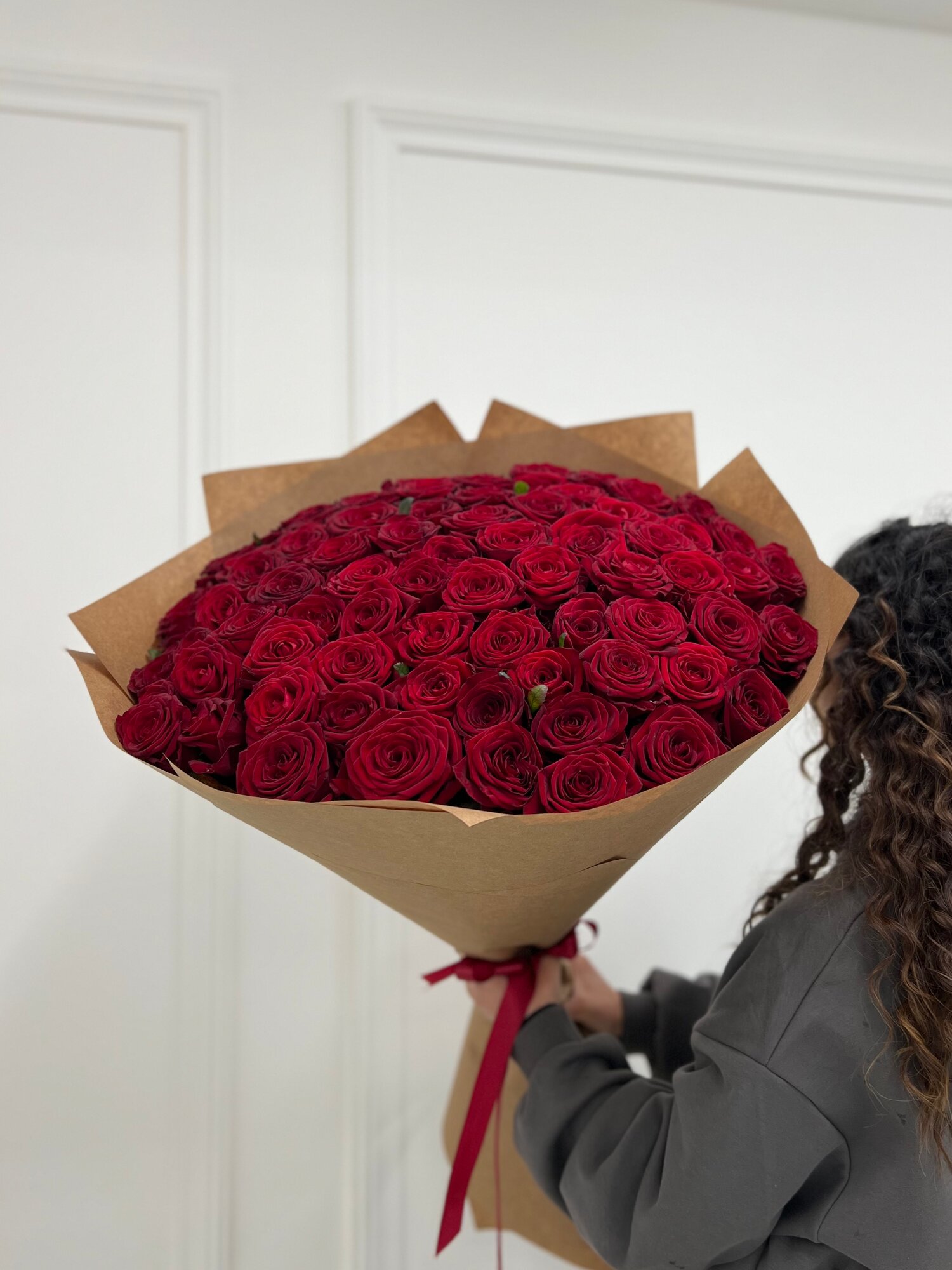 Гламелия цветы «Королевский бархат»: 75 роз Red Naomi в крафте – купить свежие цветы с доставкой в Москве