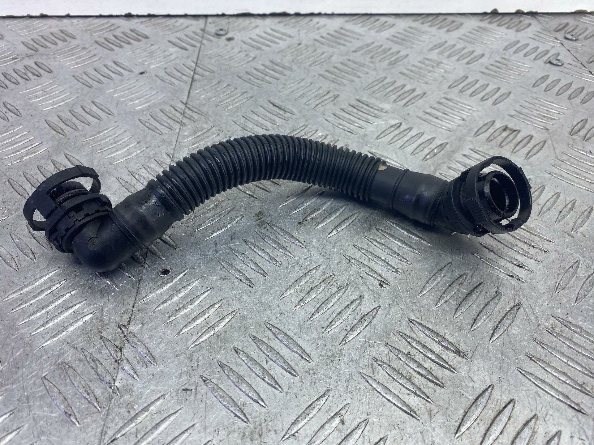 Трубка вентиляции картерных газов Skoda Yeti 2013 03L703493AE