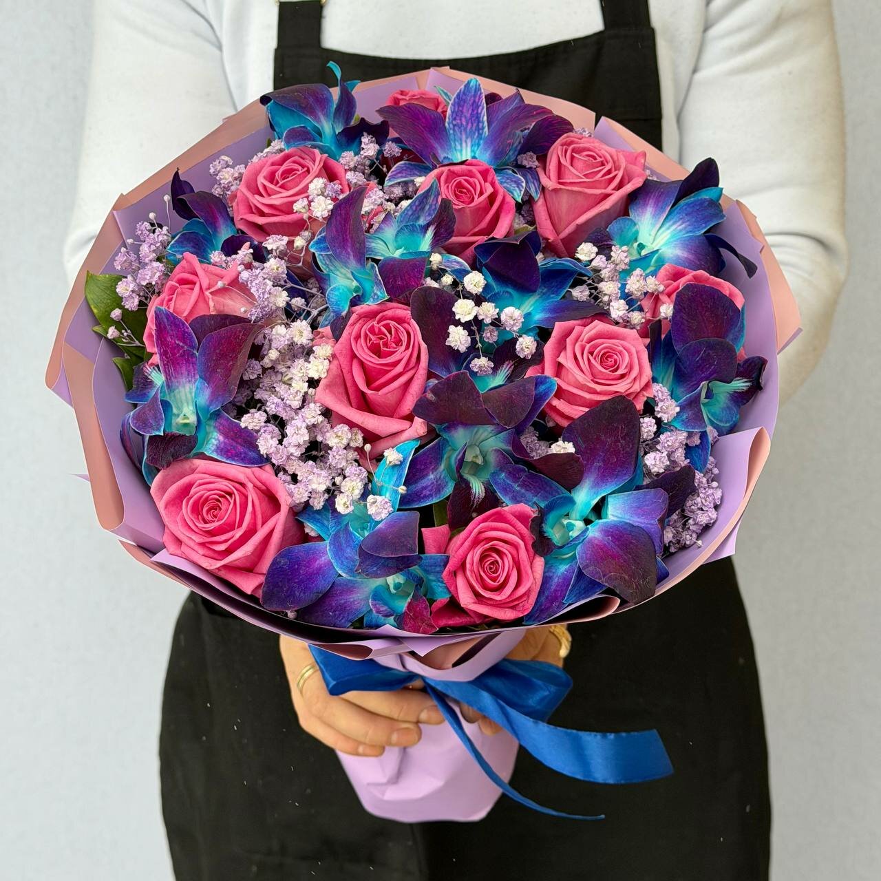 Букет Rybe-Flowers "Космические Орхидеи", из роз, орхидей и гипсофилы