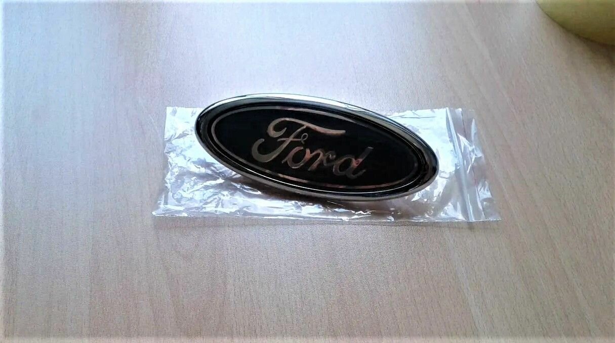 Эмблема задняя Ford крышки багажника с направляющими на Форд Фокус 2 рестайлинг (седан, универсал), Фокус 2 дорестайлинг, Мондео 4, Куга 1, Транзит