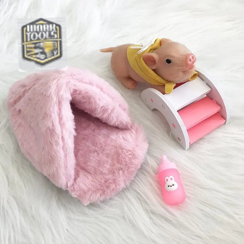 Кукла Baby Pig in Pink Blanket with Bottle and Wooden Stairs, Silicone Miniature Piglet — фото 1