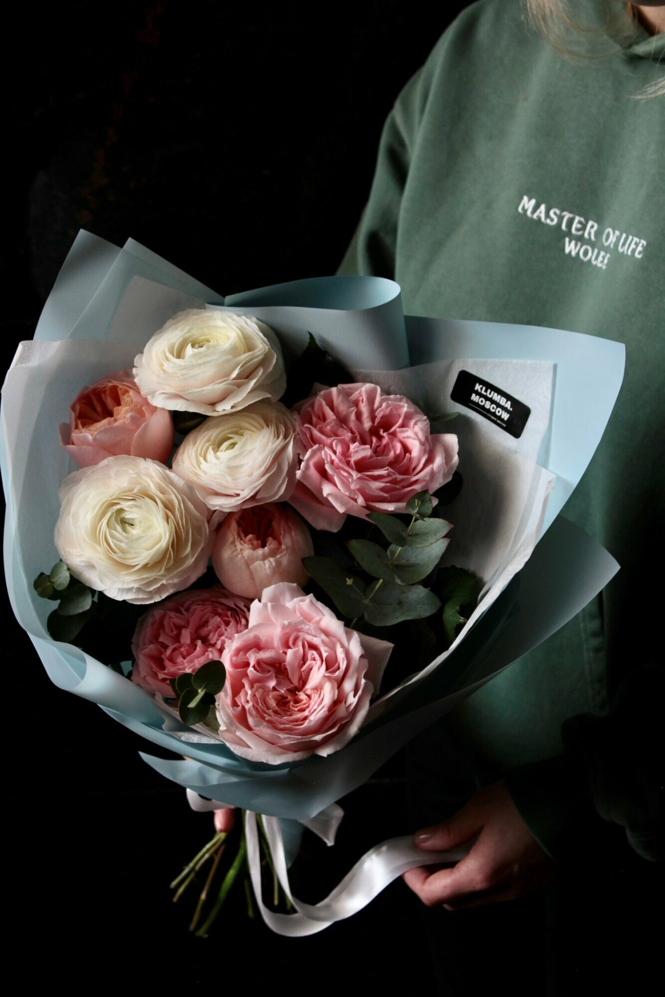 Микс пионовидных роз и ранункулюсов с эвкалиптом от студии цветов клумба. москва