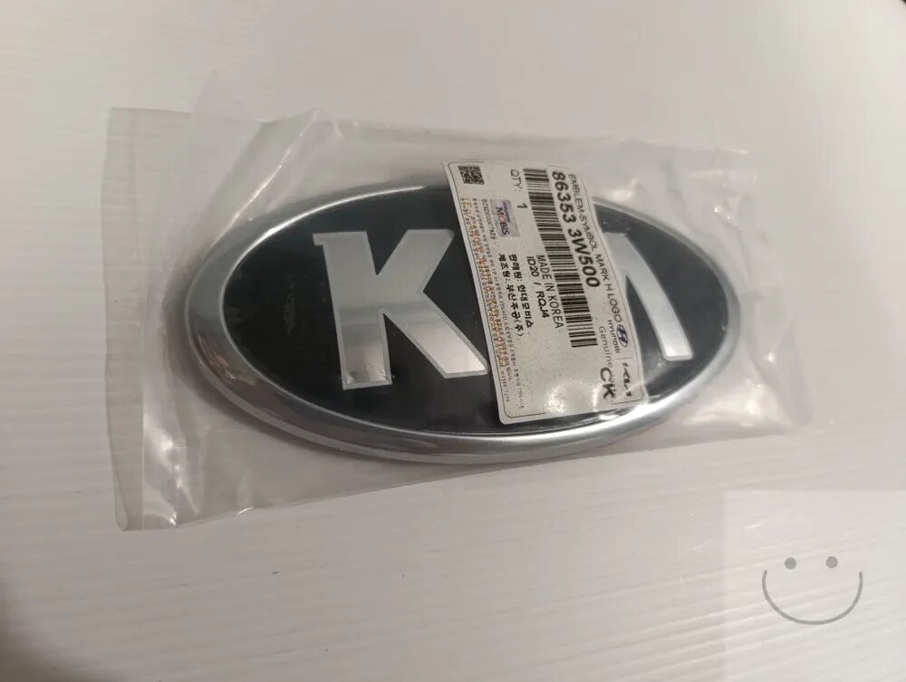 Эмблема Kia 86353-3W500 для автомобиля, черная, глянцевая, крепится на клеевой основе, размер 170х85 мм