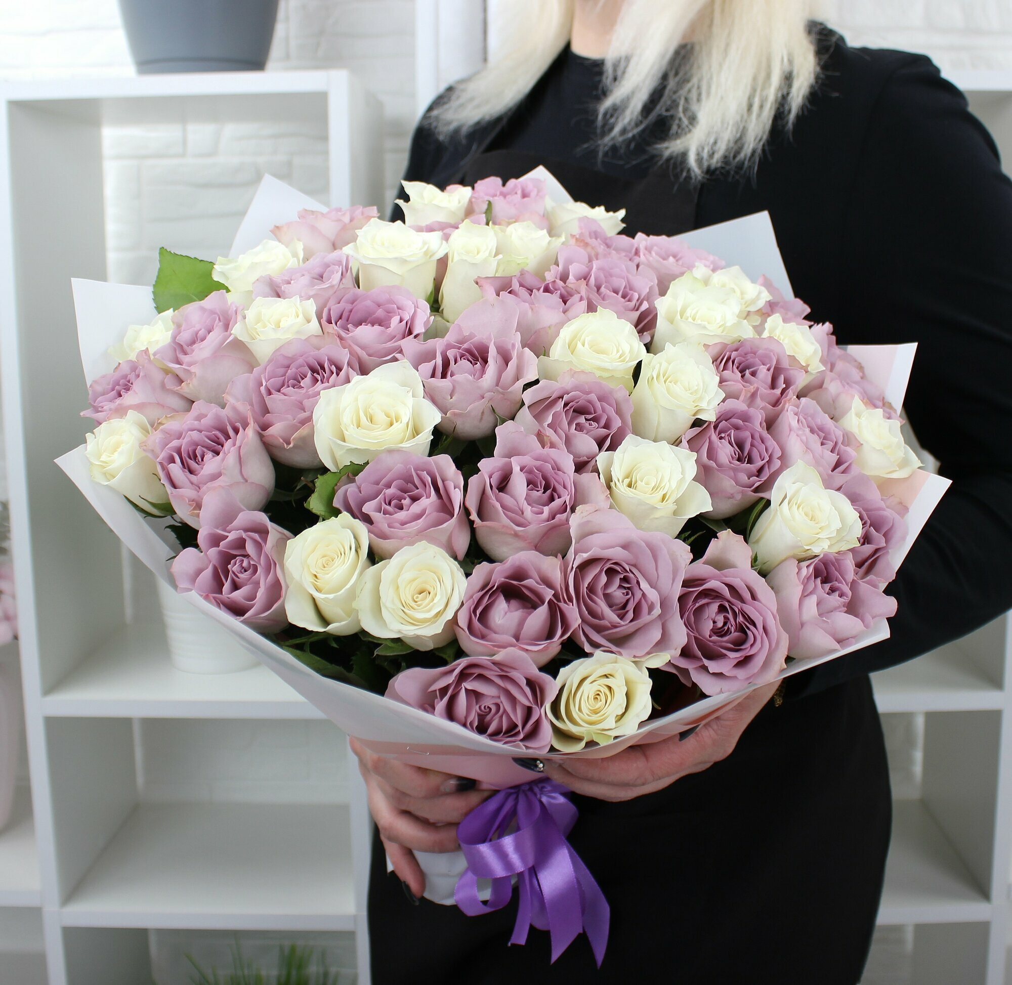 Монобукет THE FLOREAL сиреневая и белая роза 51 штука, высота 40 см, с бантом