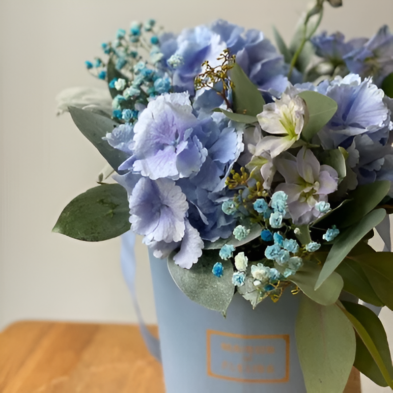 Композиция в шляпной коробке из гортензии и гипсофилы "Новая волна" Mini