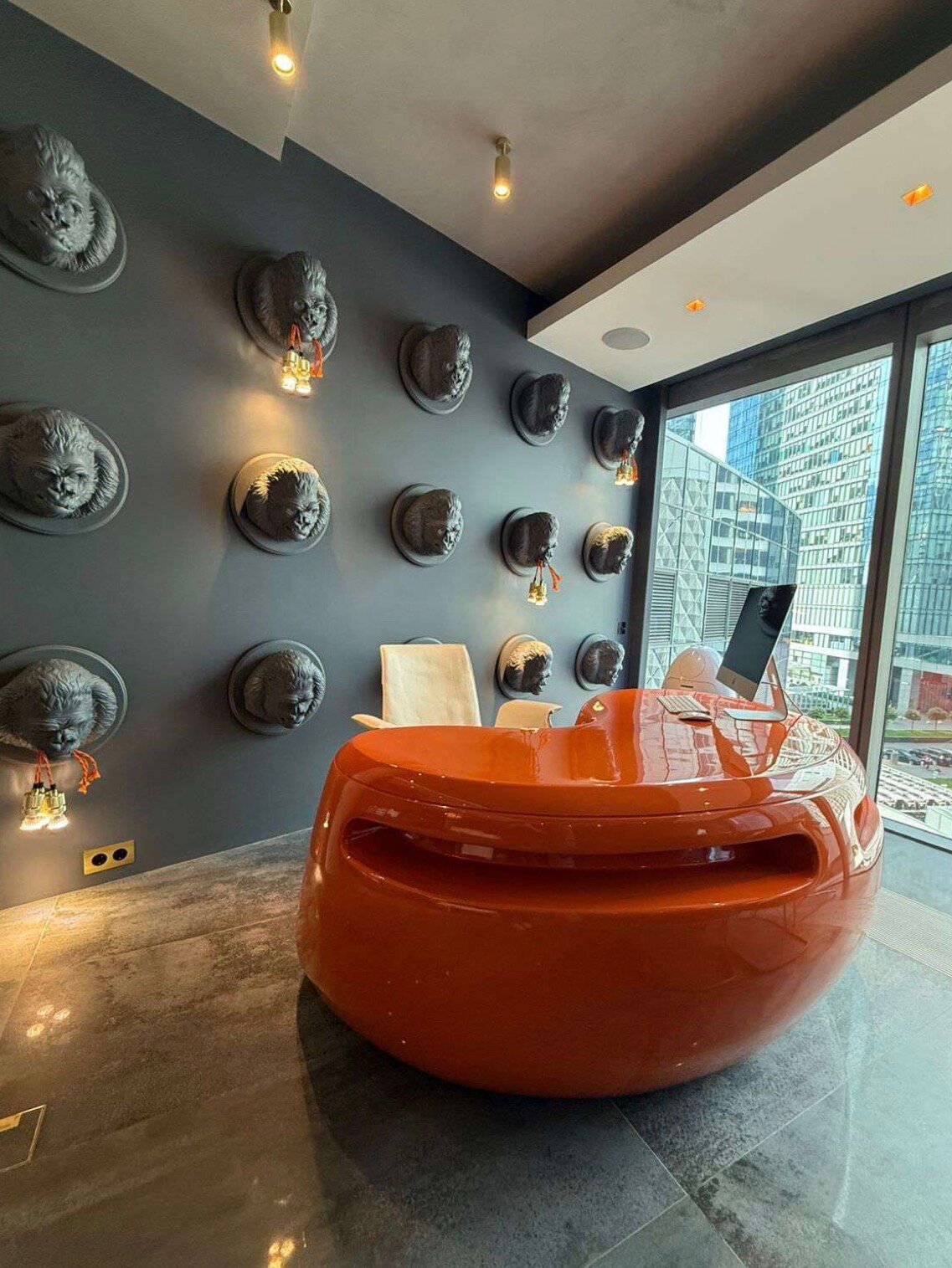 Гипсовая голова гориллы обезьяны в комплекте с патронами и проводами