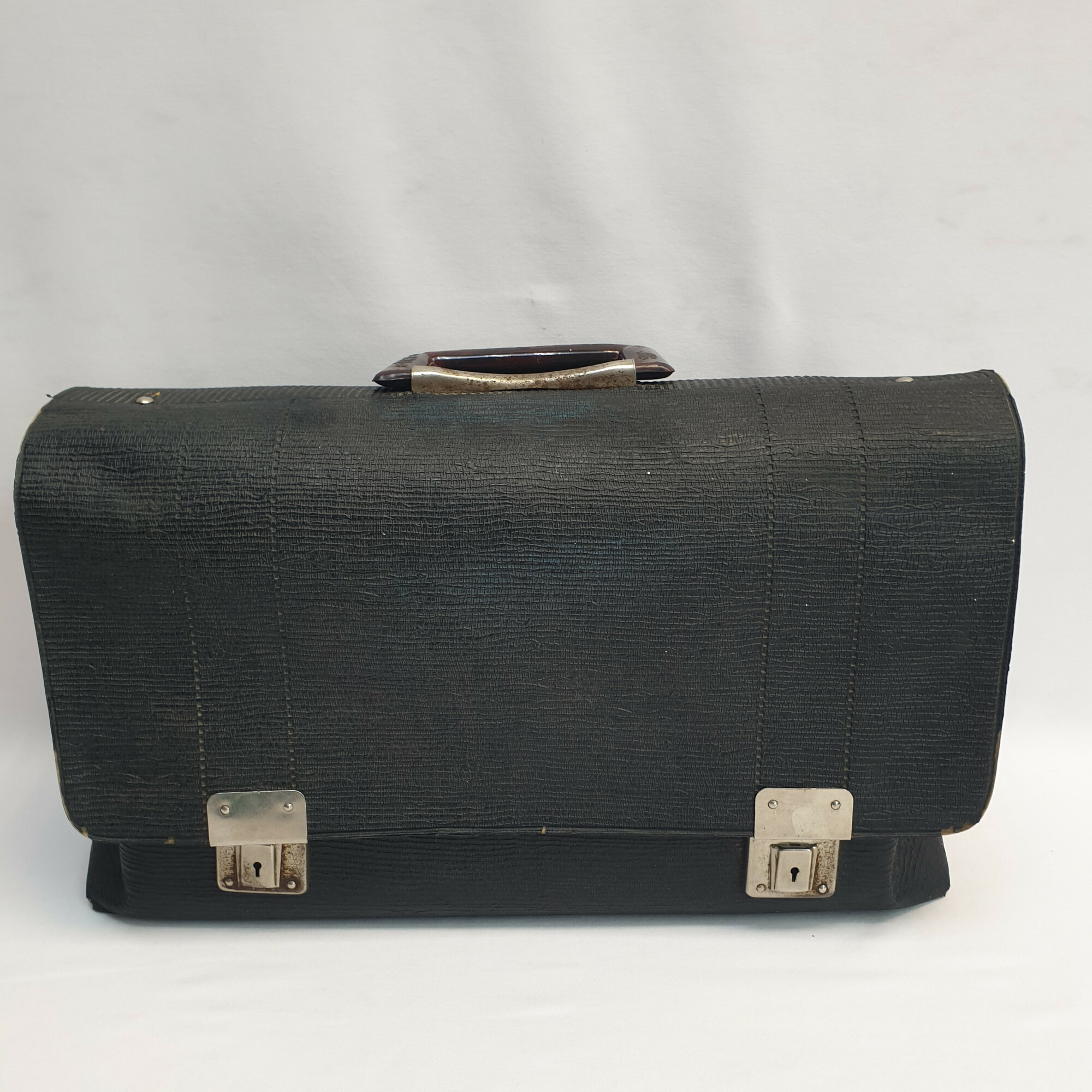 Винтажный портфель 42х32 см, замкожа, металлические вставки, СССР.