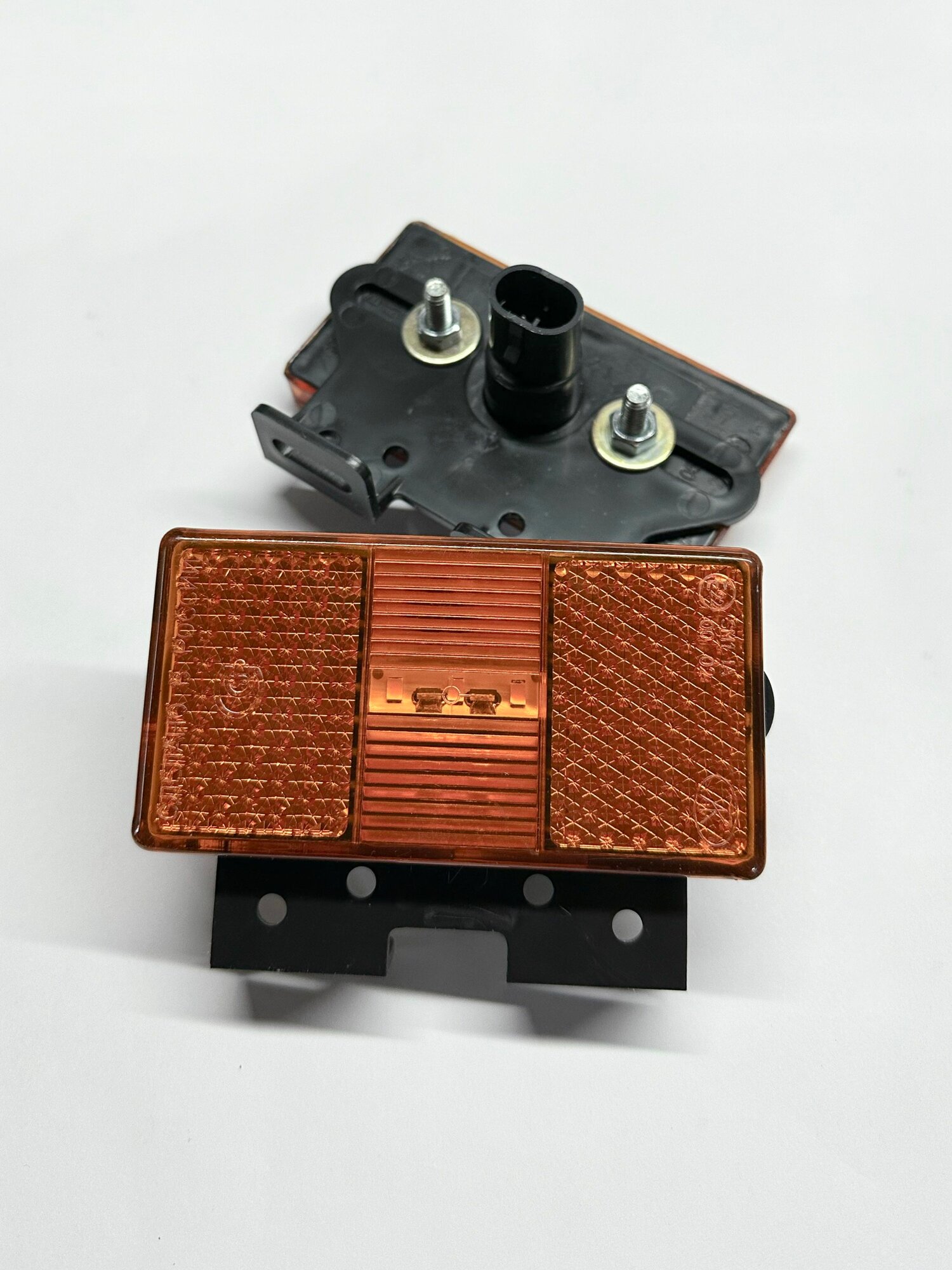 Фонарь боковой габаритный (с/д. маркерный) с кронштейном 12V арт. 50.3731-08 "АвтоЭлектроКонтакт"