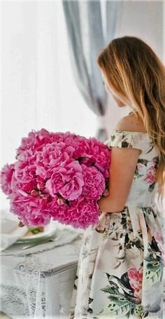 Алмазная мозаичная вышивка расписанная стразами "Девушка с букетом пионов" 30х40 см