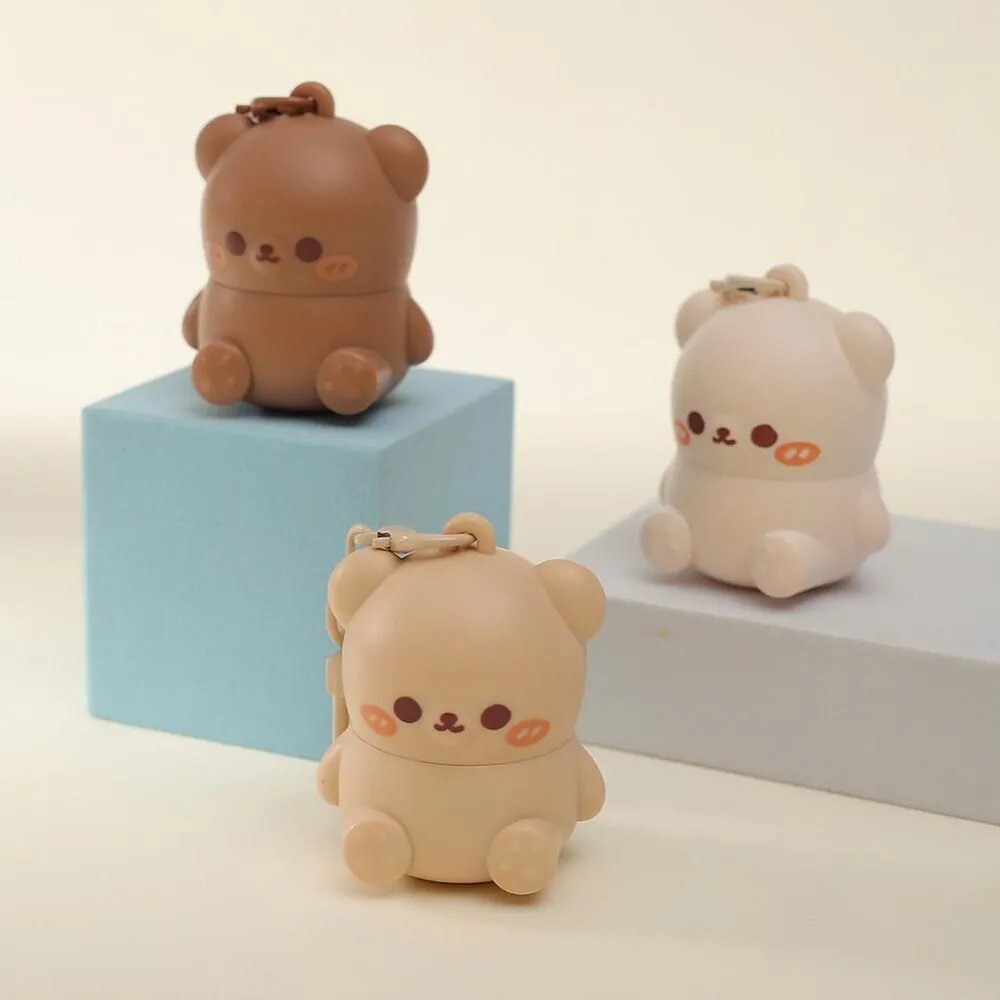 Милый и компактный медвежонок-брелок с бальзамом для губ, подходит для детей.