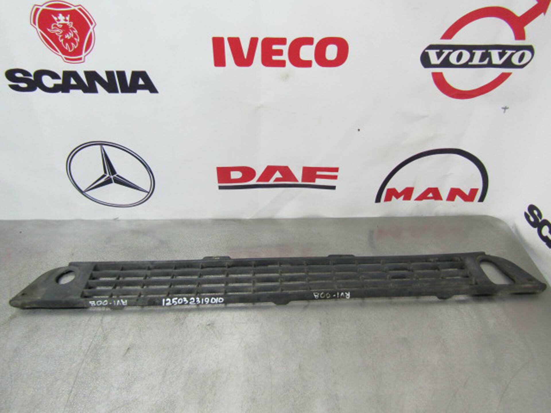 Решетка бампера Renault Premium, есть повреждение