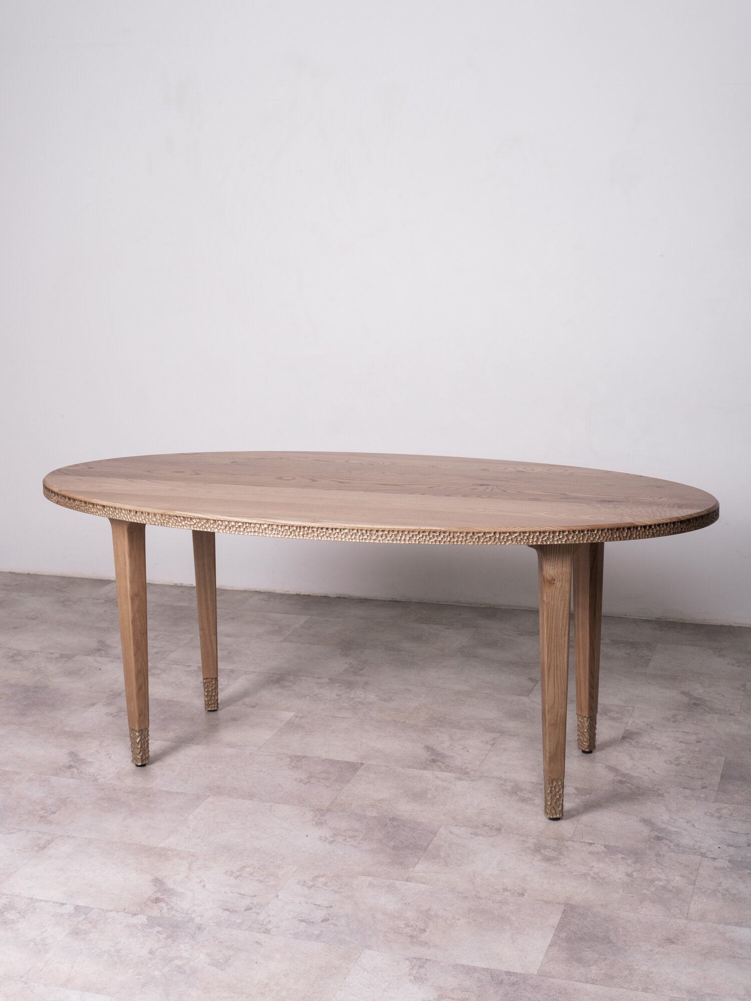 Стол овальный "Авторский декор", массив дерева (ясень, дуб), дизайн золотом