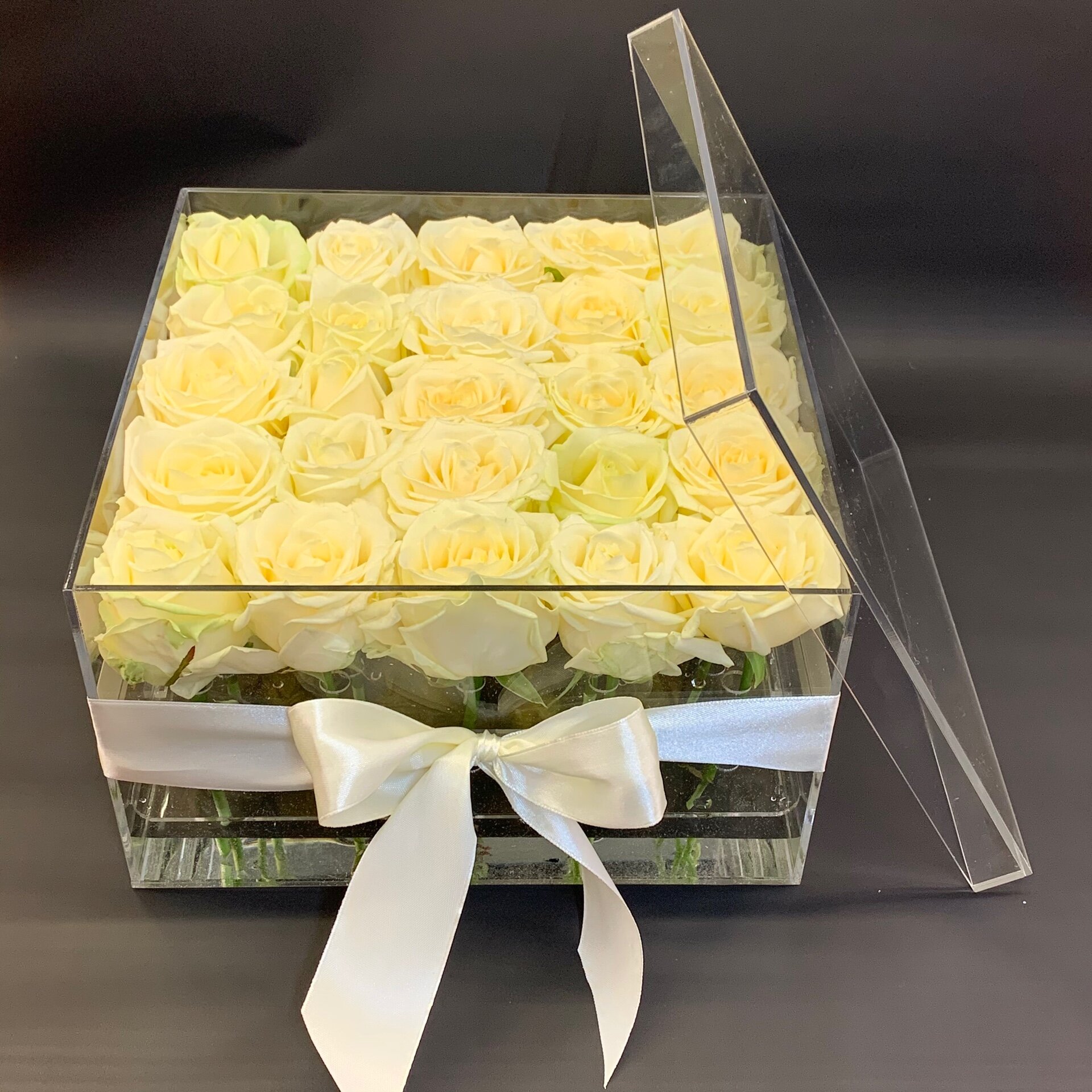 25 белых роз в акриловом боксе / Цветы в прозрачной коробке / Цветы в прозрачном боксе / Аквабокс с цветами