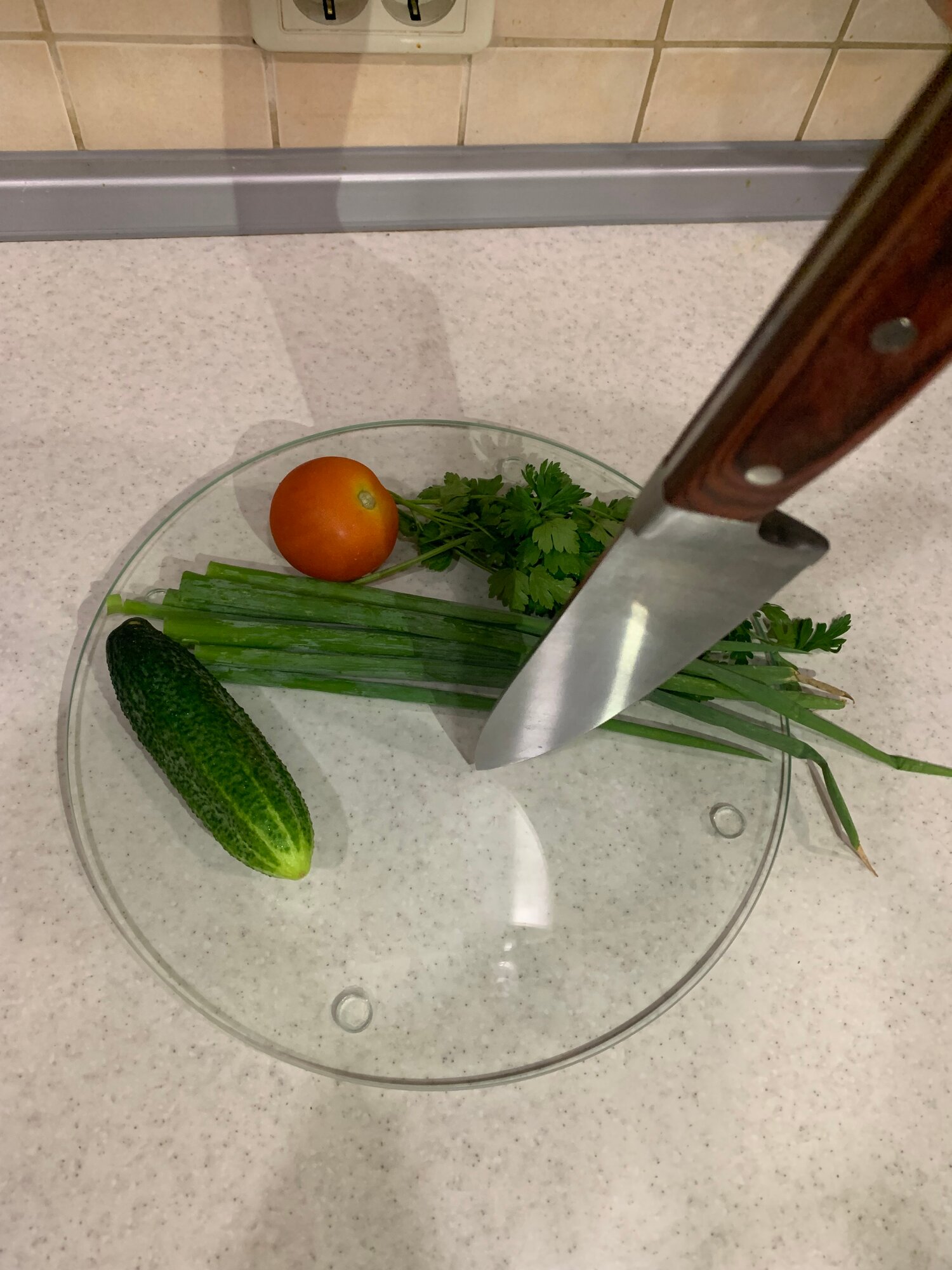 Доска разделочная для кухни, круглая, из закаленного прозрачного стекла. Диаметр 30 см, толщина 6мм