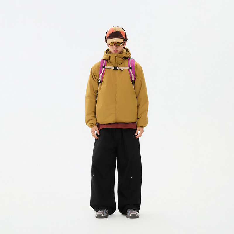 Легкая пуховая куртка на открытом воздухе