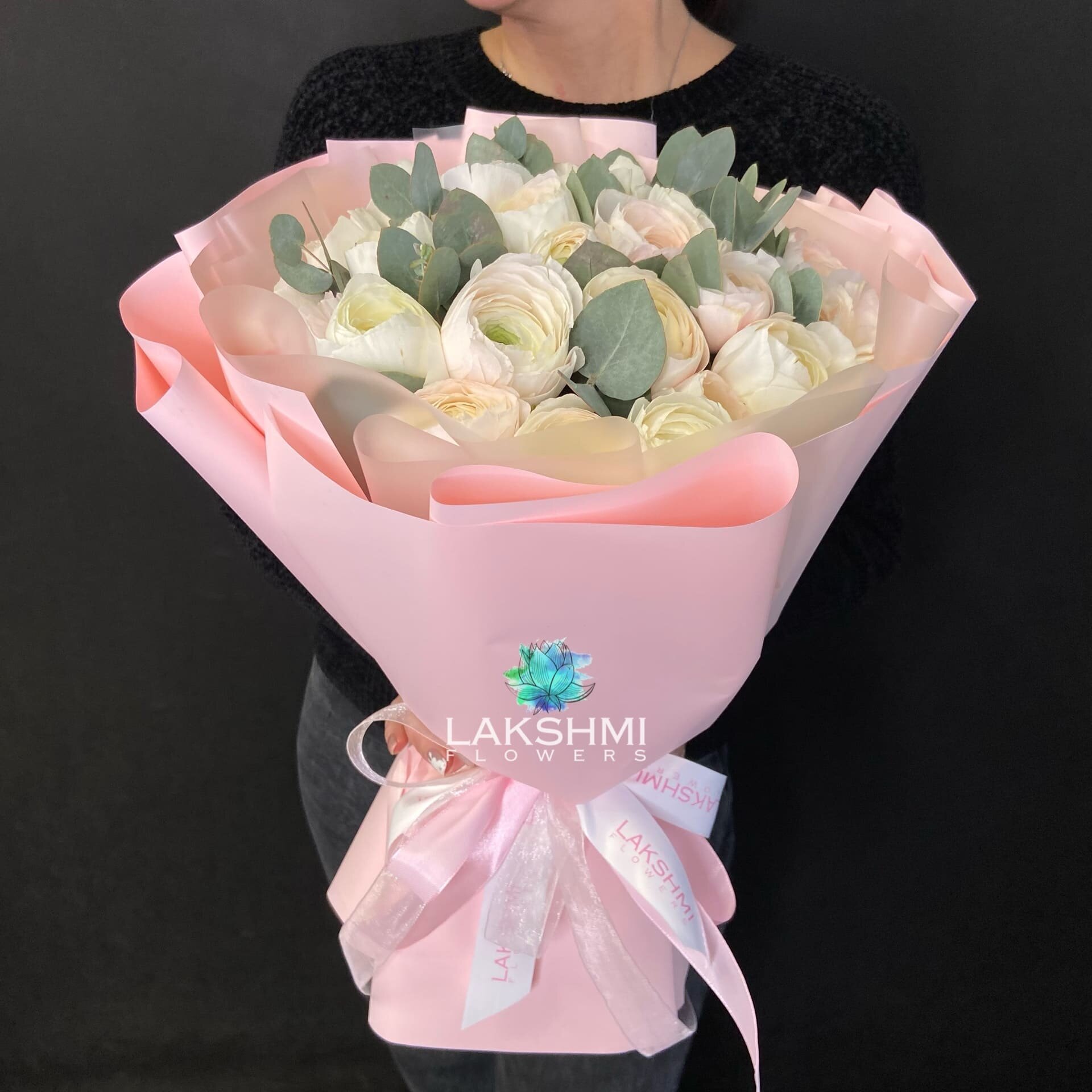 29 ранункулюсов / Букет из 29 кремовых ранункулюсов сорта «Ханой» с эвкалиптом