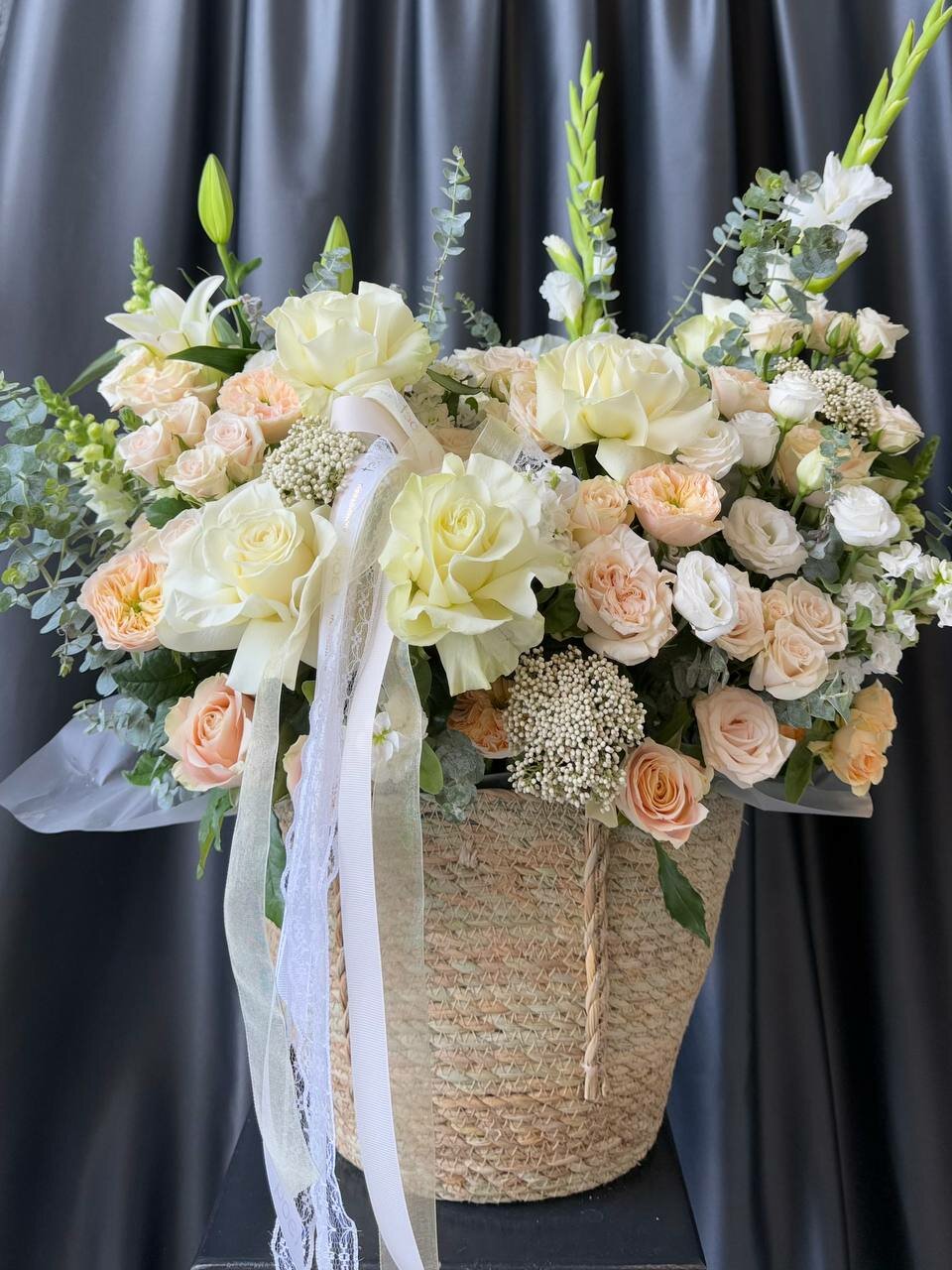 Белая корзина с французскими розами, нежные цветы для любимых