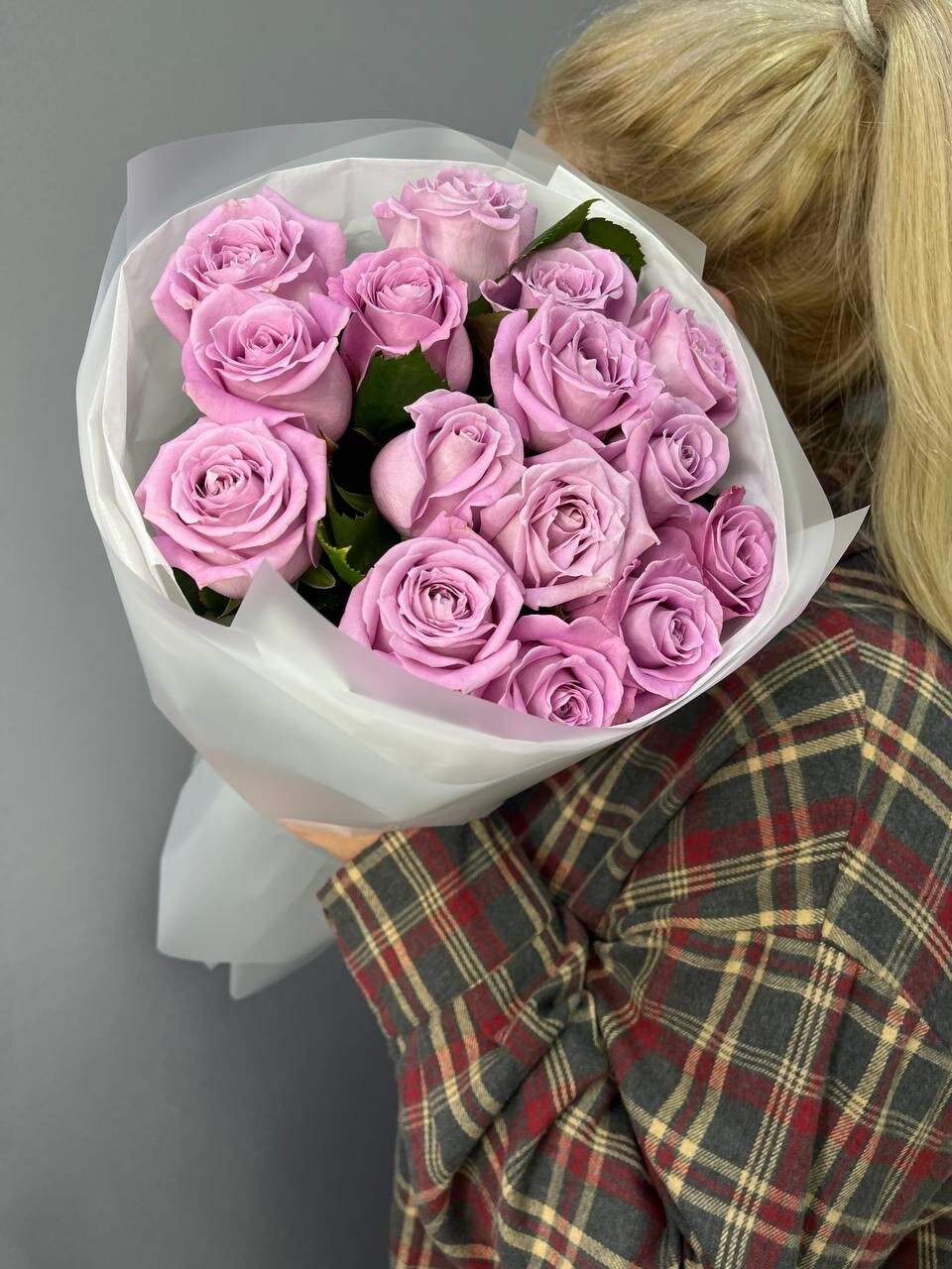 Lavender Kiss Монобукет из 15 нежно-оттенка Выполнен в матовой пленке с тишью