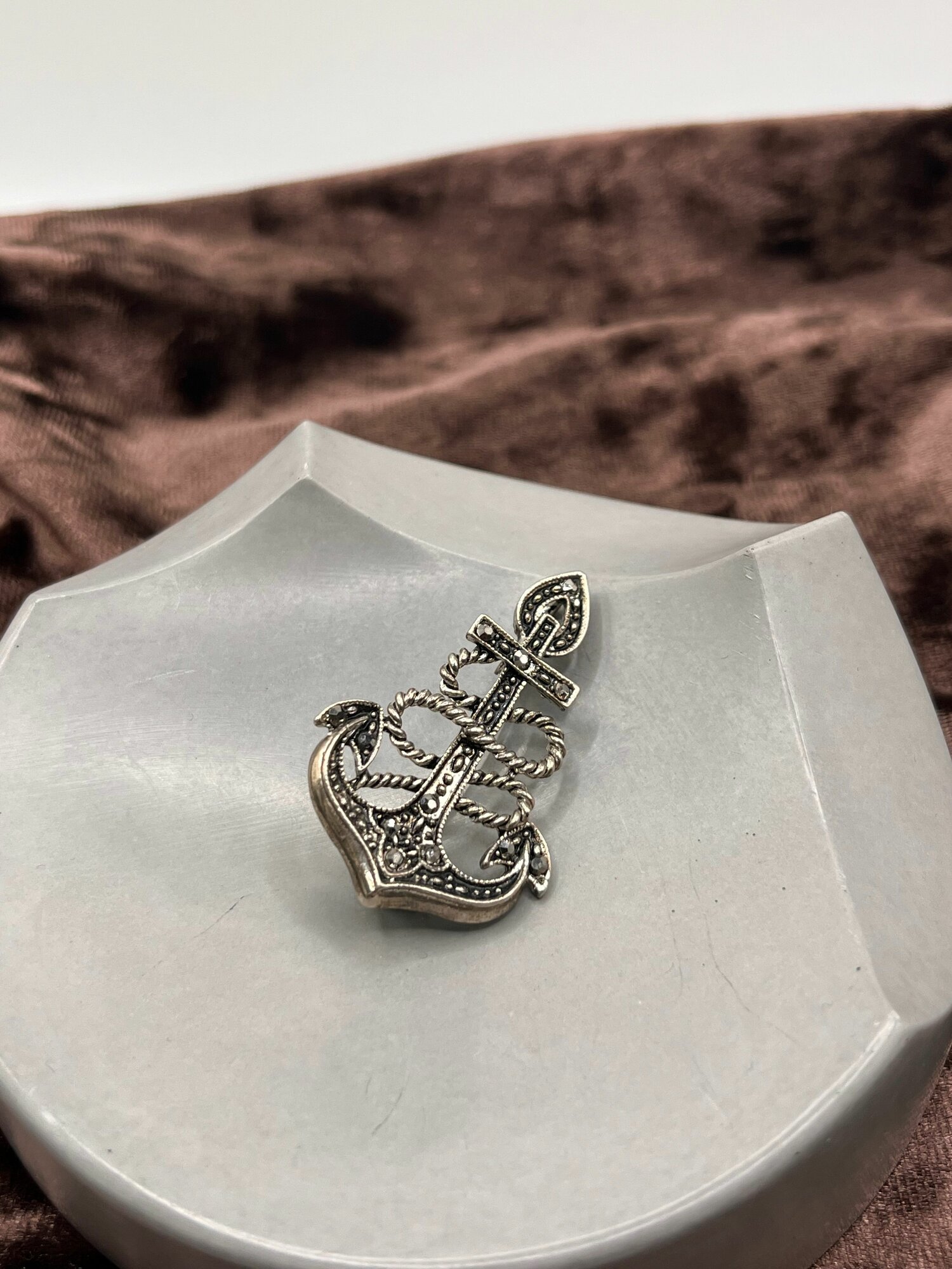 Винтажная брошь, Якорь