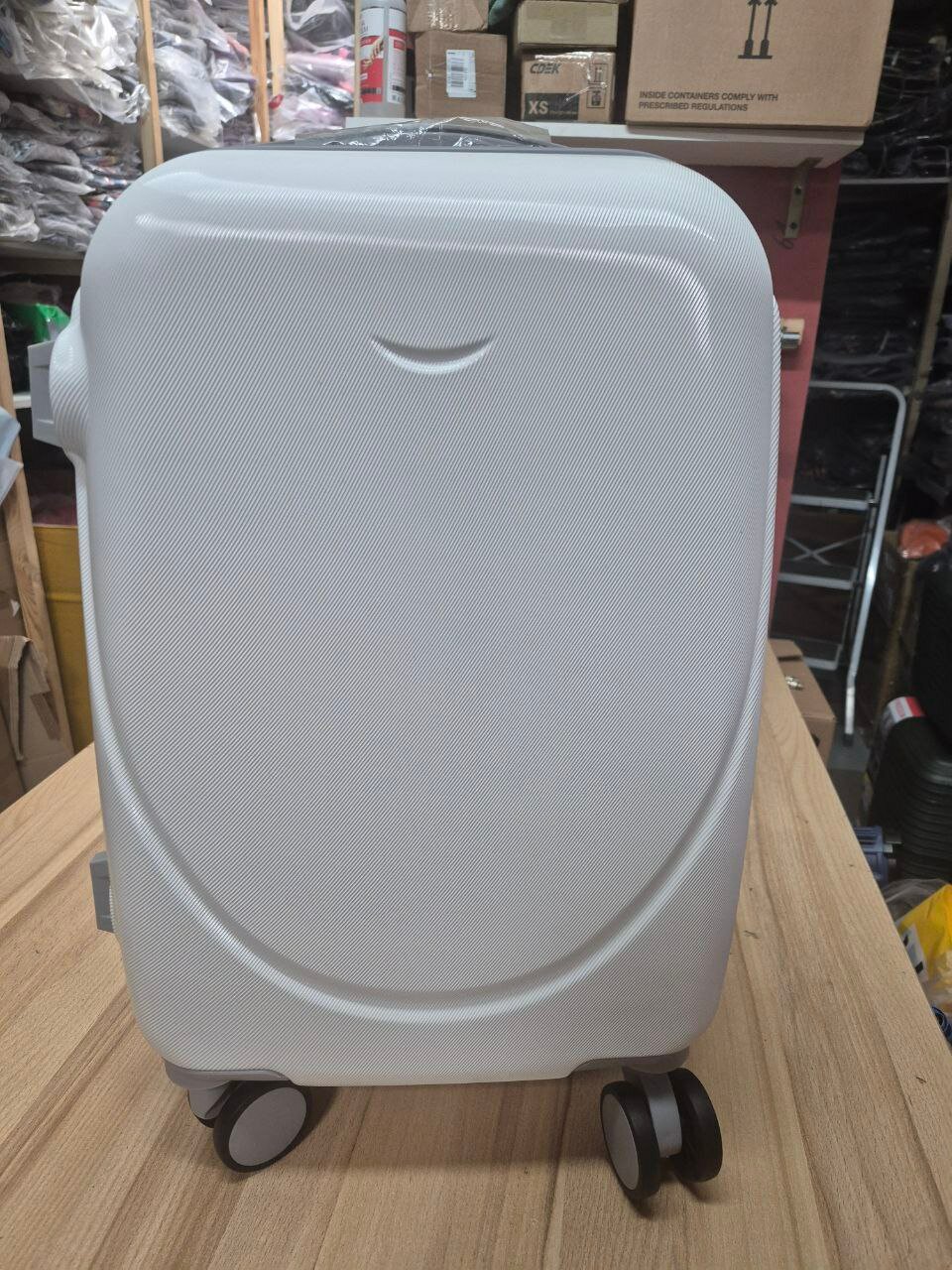 Чемодан Фридом на колесах для путешествий отпуска и отдыха маленького размера, S ручная кладь пластиковый ABS поликарбонат женский и мужской уценка