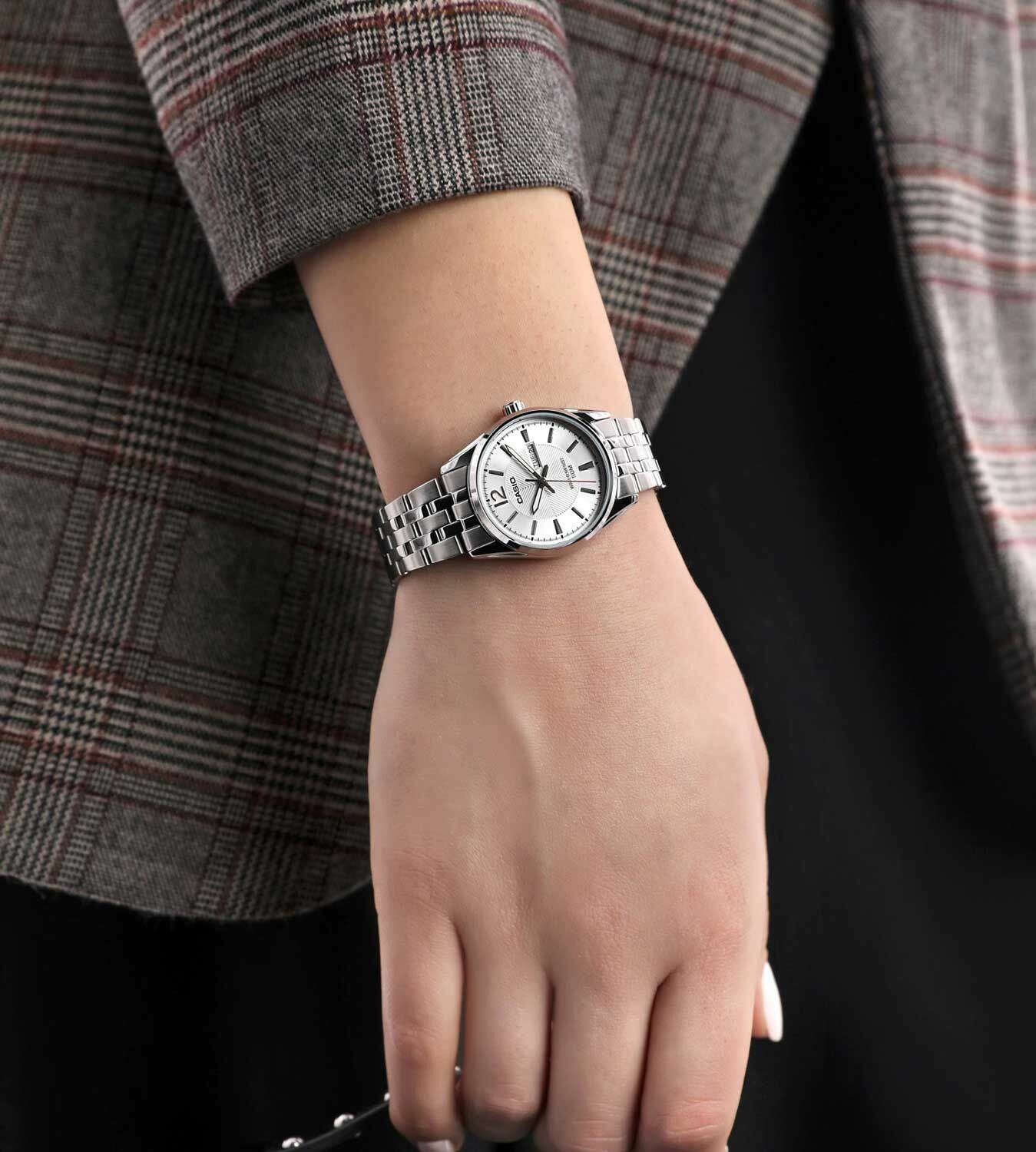 Наручные часы CASIO, белый, серебряный — фото 1